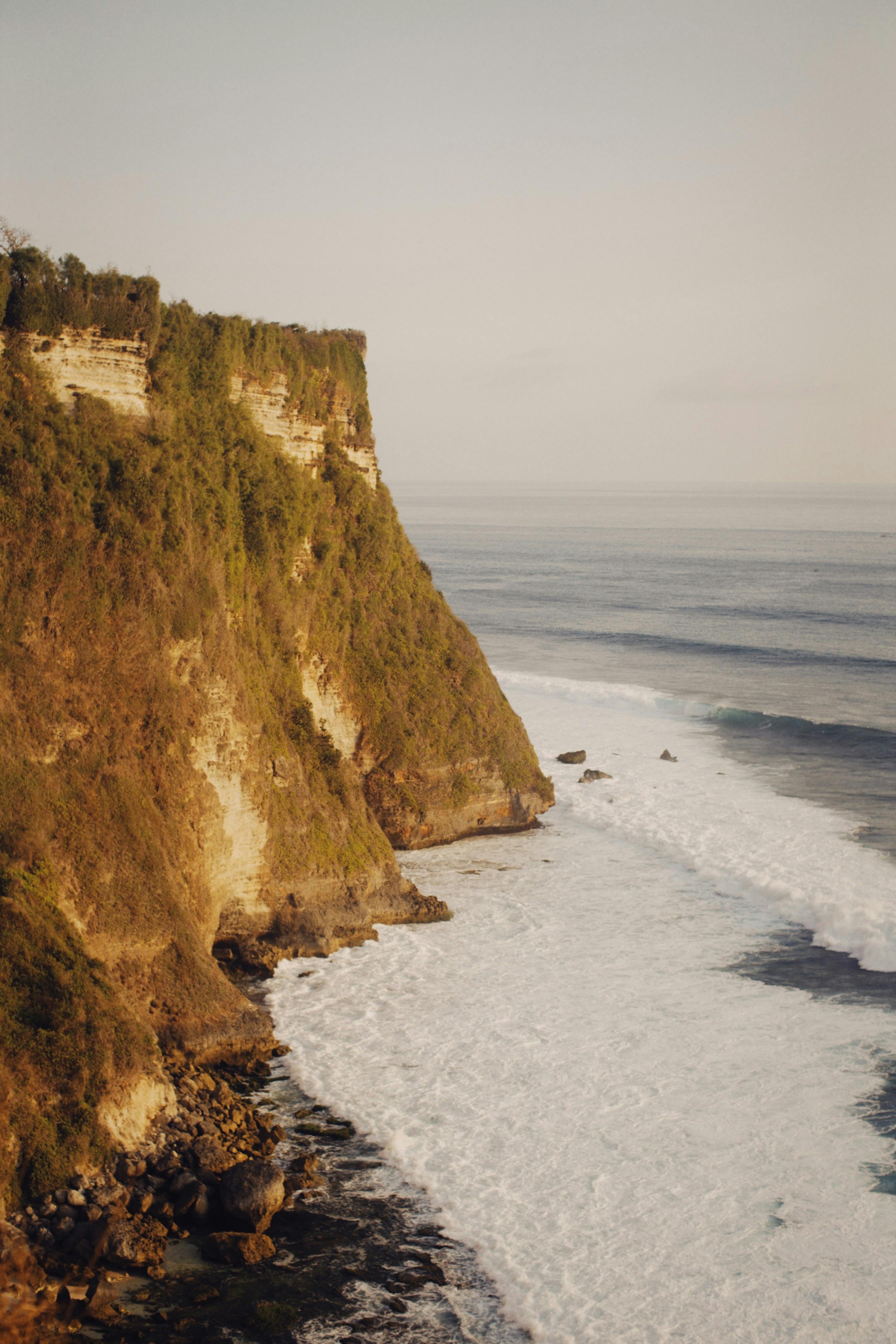Building on Cliff near Ocean · Free Stock Photo