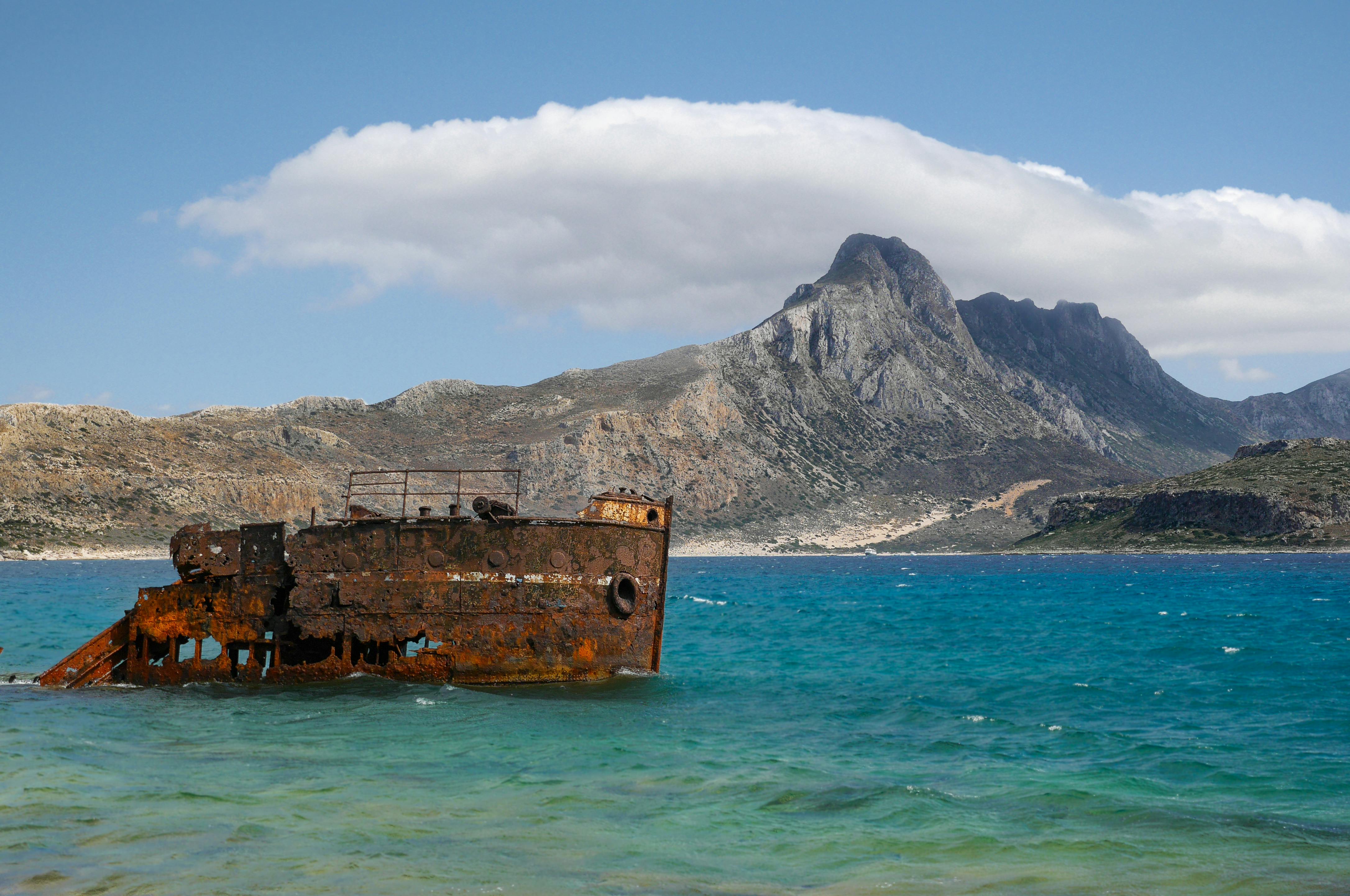 Shipwreck on the Shore · Free Stock Photo