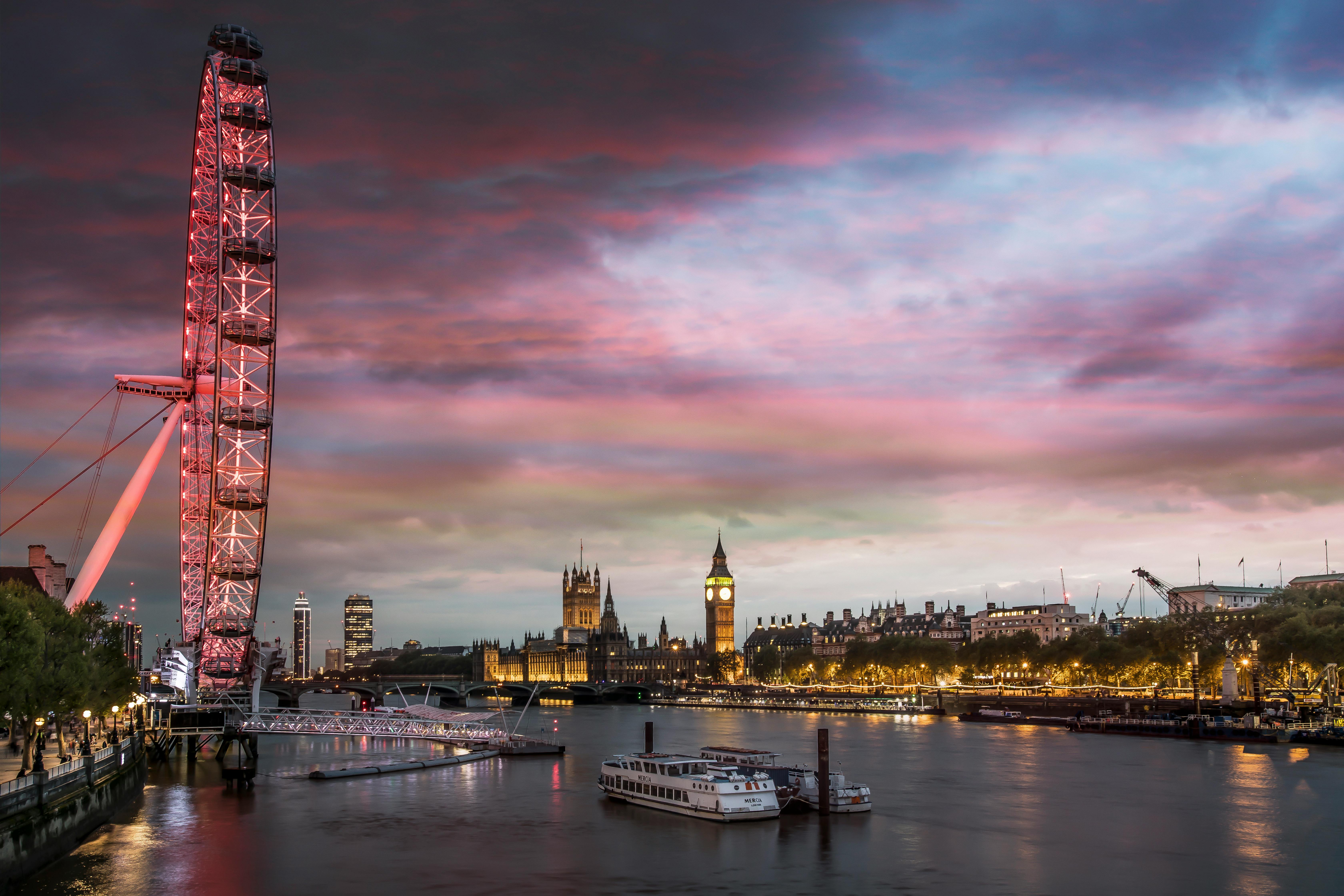 City Buildings Under the Gray Sky · Free Stock Photo
