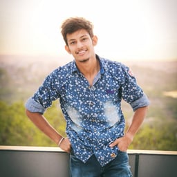 站在星空下的岩石上的男人的身影 · 免费素材图片