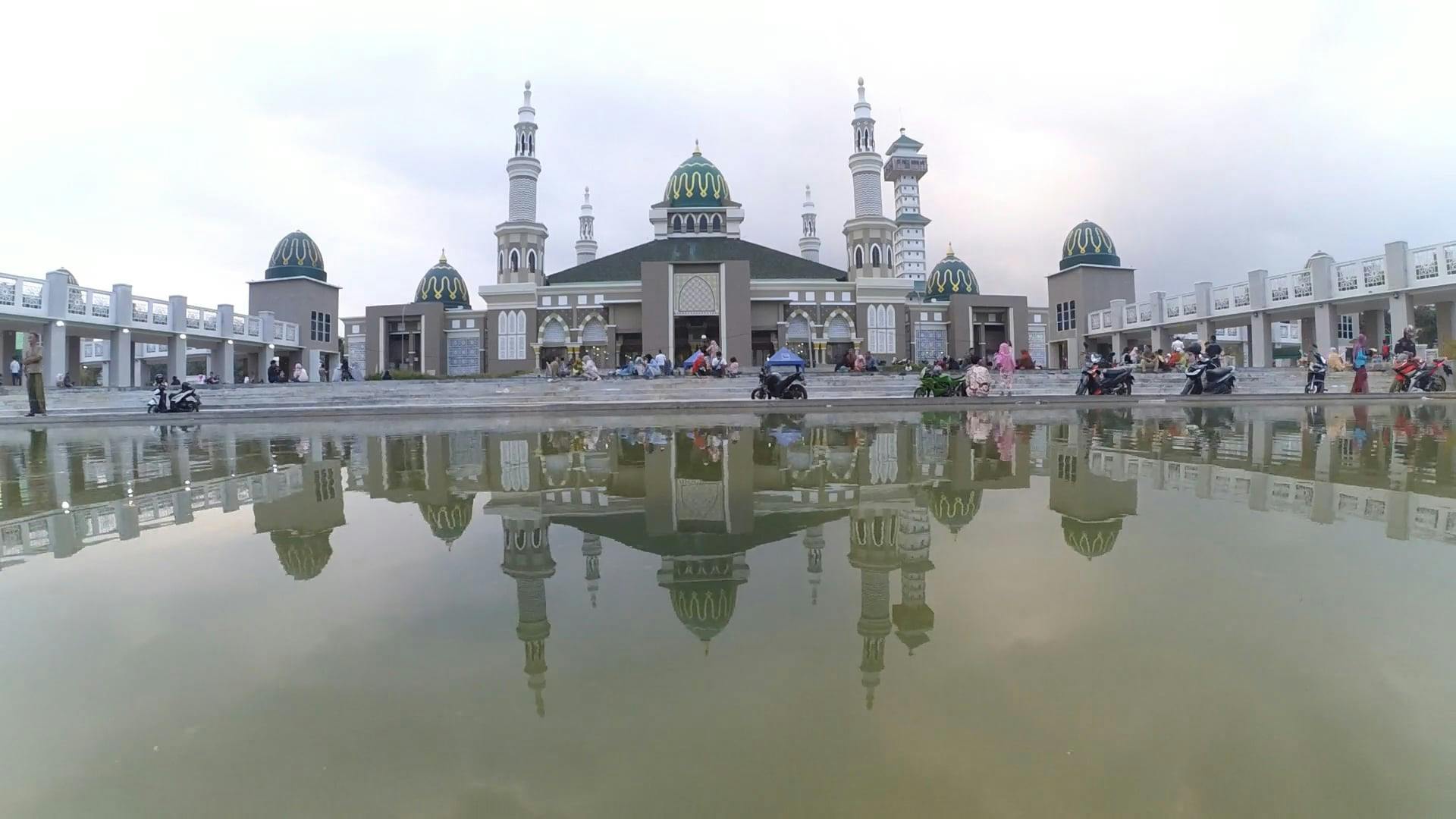 Mosque Reflecting in Water Free Stock Video Footage, Royalty-Free 4K ...