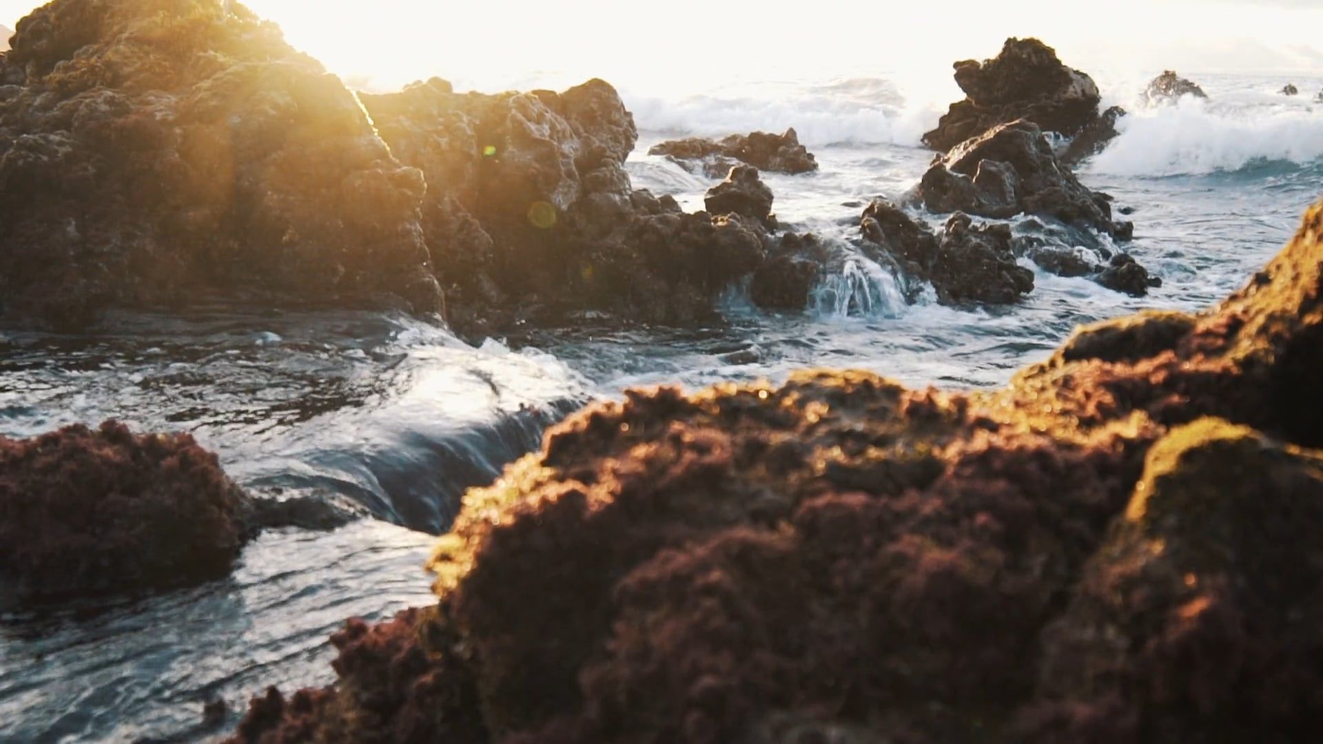 Agua Rompiendo Sobre Las Rocas · Vídeos de stock gratuitos