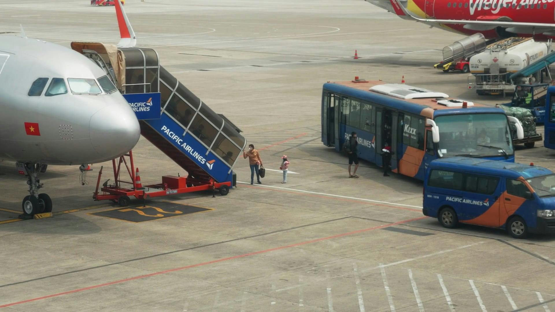 People Leaving Airplane Free Stock Video Footage, Royalty-Free 4K & HD ...