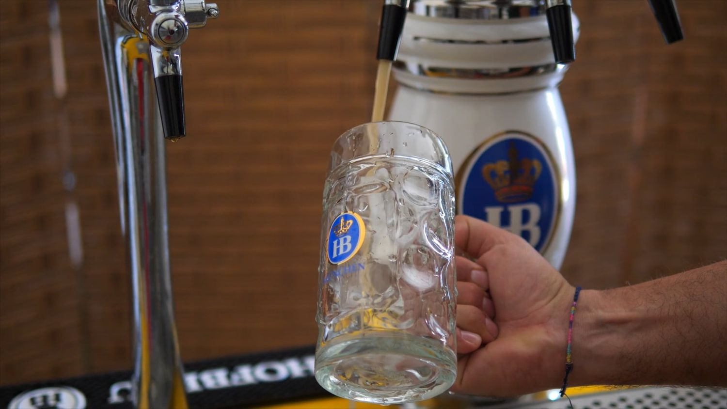 I 10.000+ migliori video di Birra In Mano · Download gratuito al 100% ...