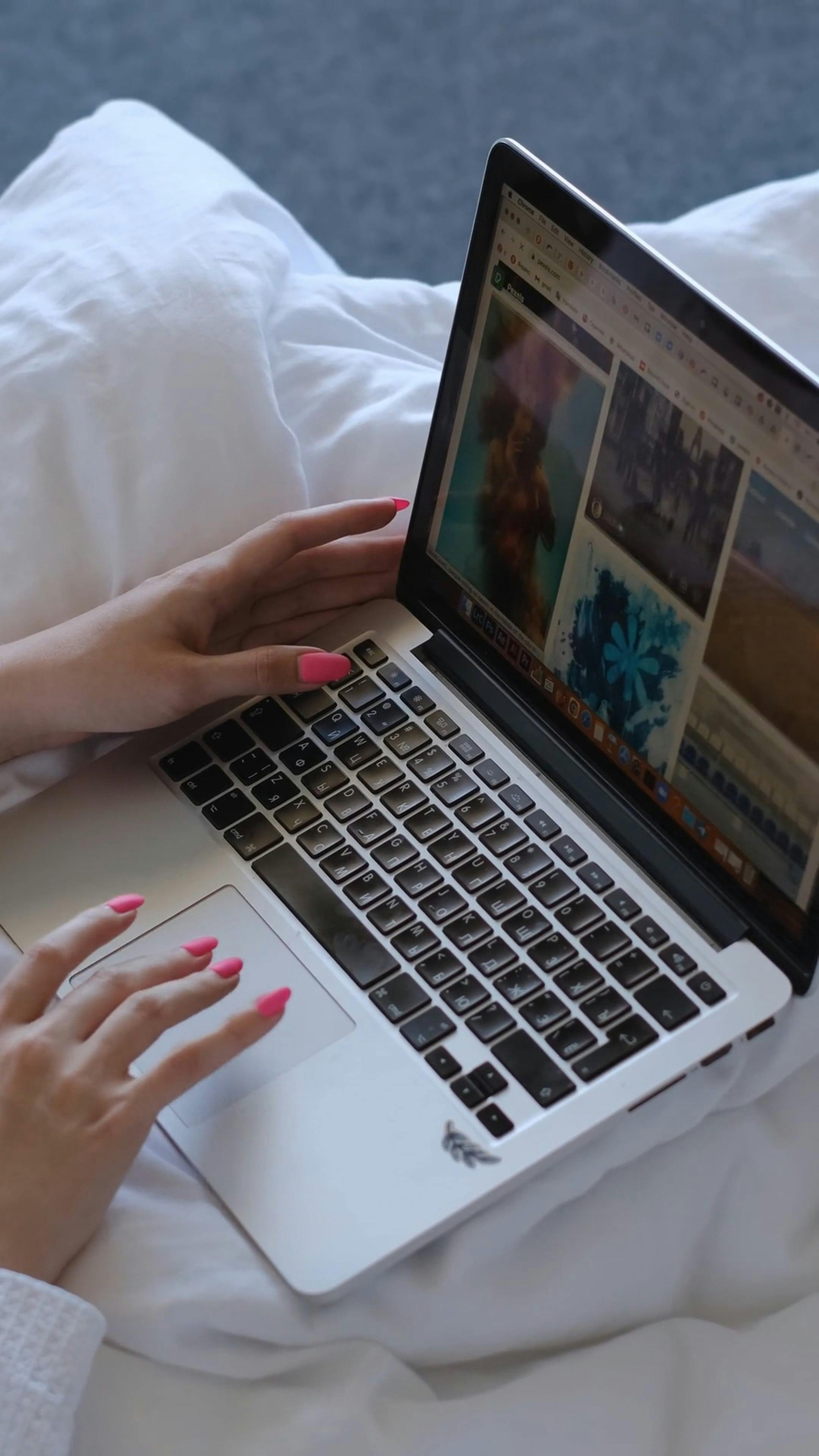 Someone Scrolling Through Their Computer Video Videos, Download The ...