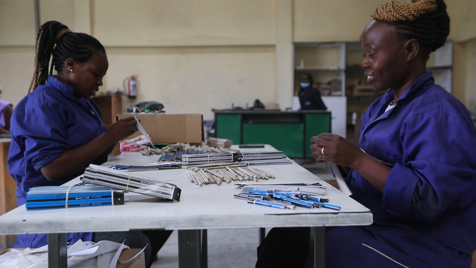 Workers Assembling Electronics Videos, Download The BEST Free 4k Stock ...