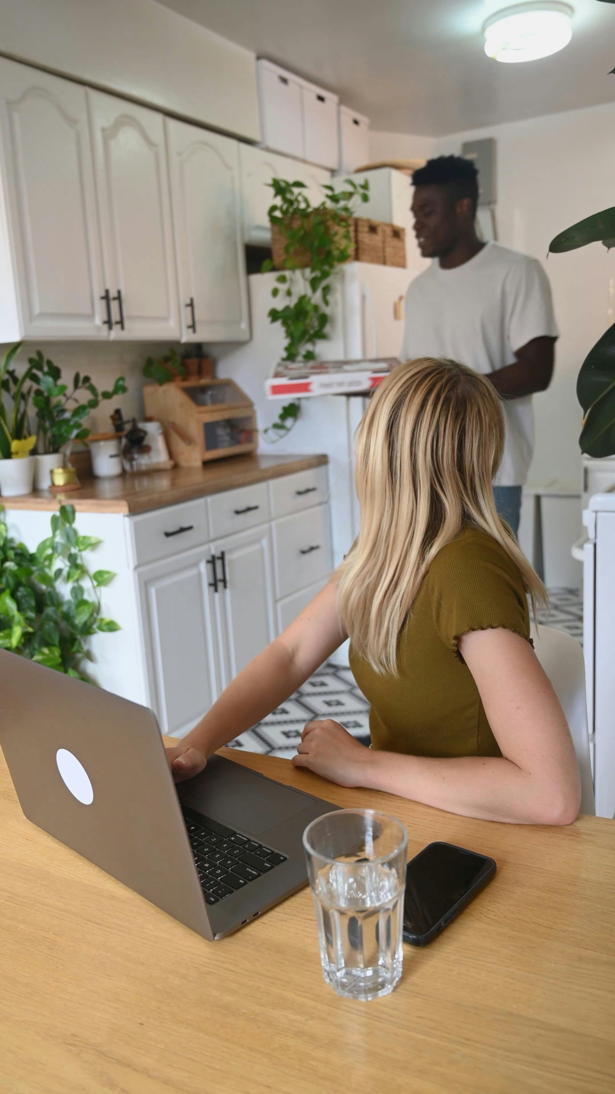 Bring Laptop Videos, Download The BEST Free 4k Stock Video Footage ...