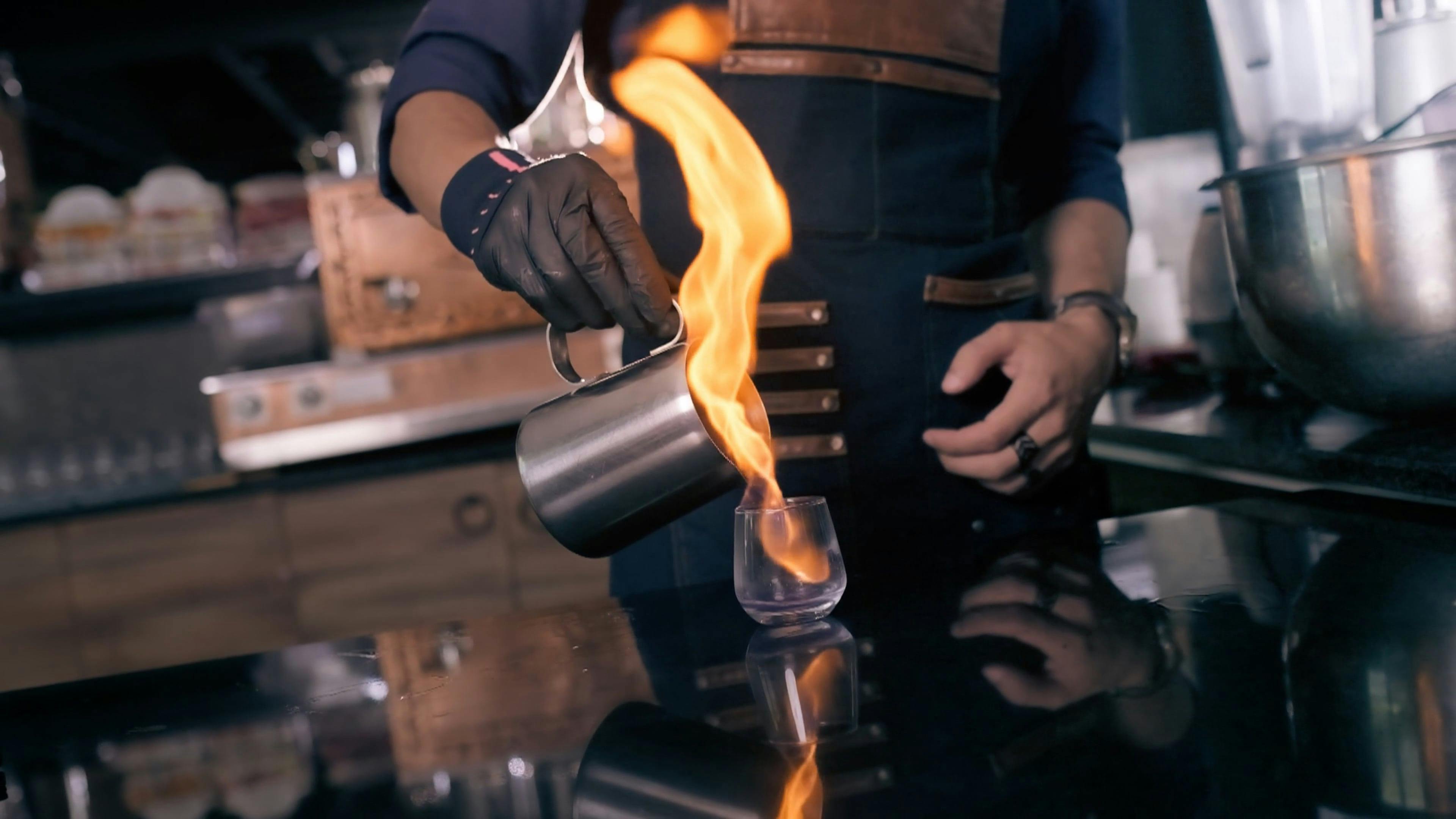 Vídeos de stock gratuitos sobre #interior, alcohol, ardiente, artes ...