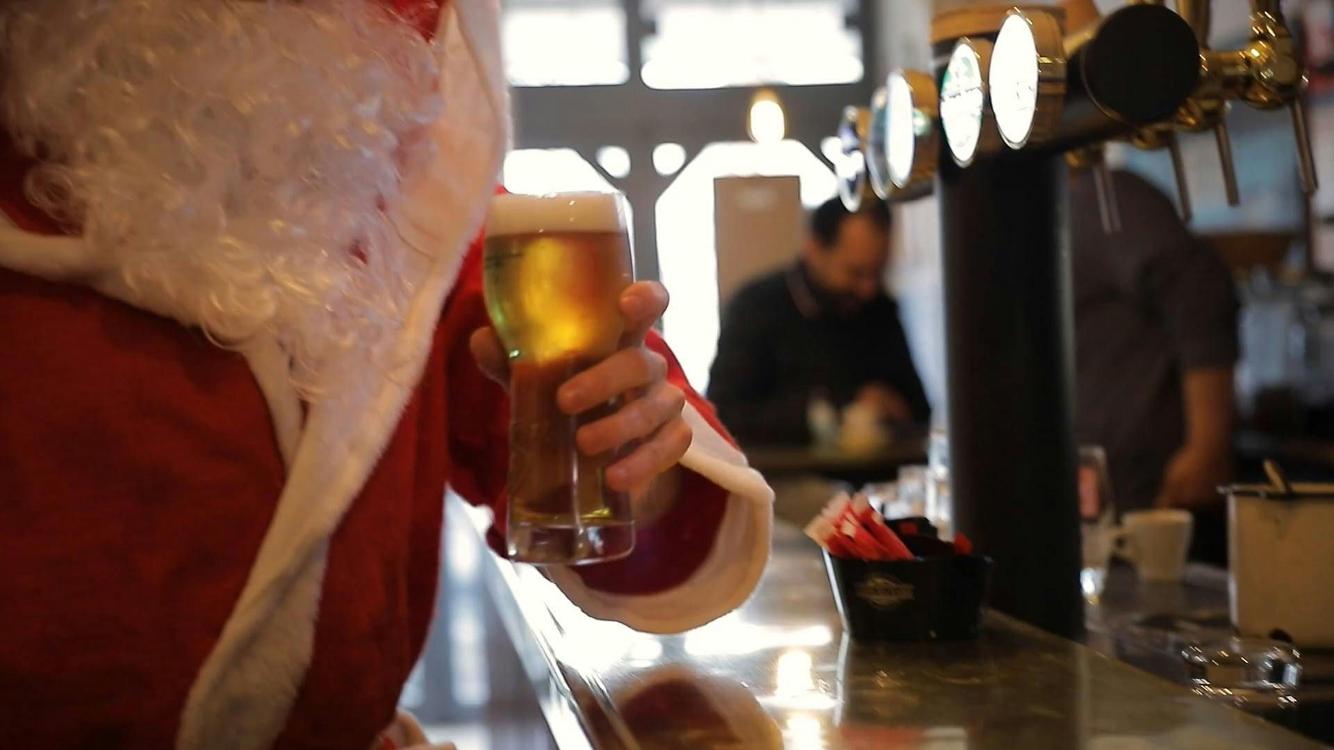 Vídeos de stock gratuitos sobre adentro, alcohol, ale, alegre, amigo ...