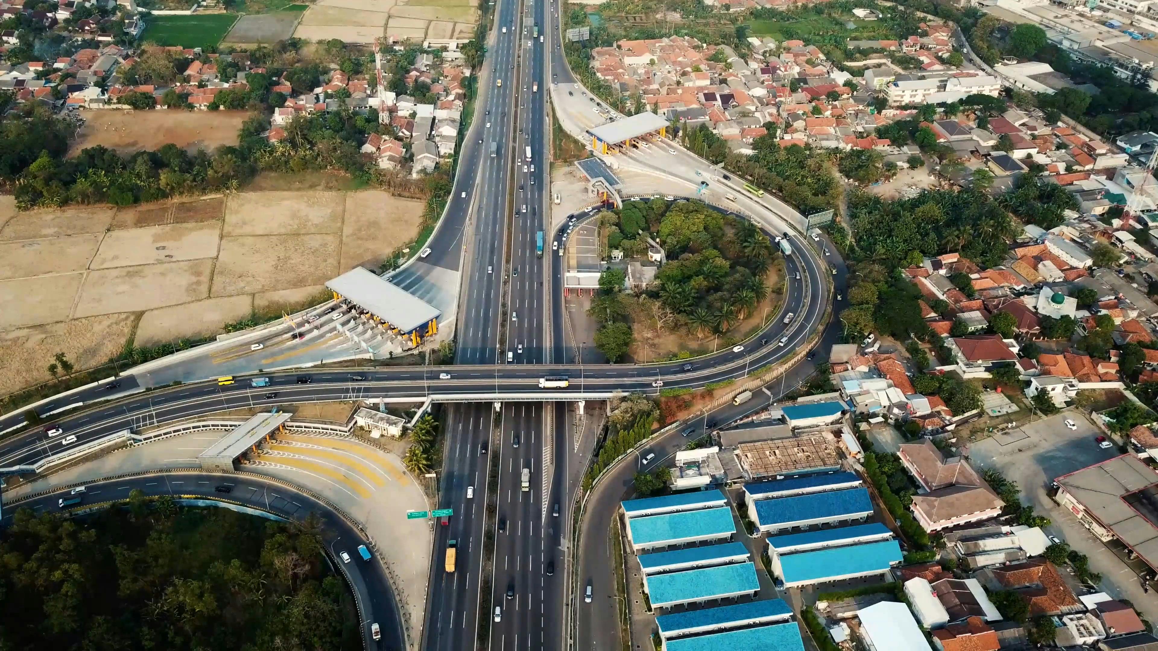 Vista Aérea De Una Autopista · Vídeos de stock gratuitos