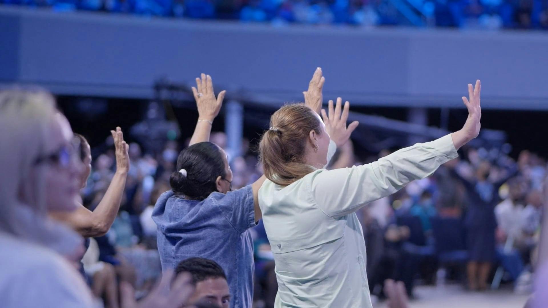 Vídeos de stock gratuitos sobre adentro, adorador, adorando, adorar ...