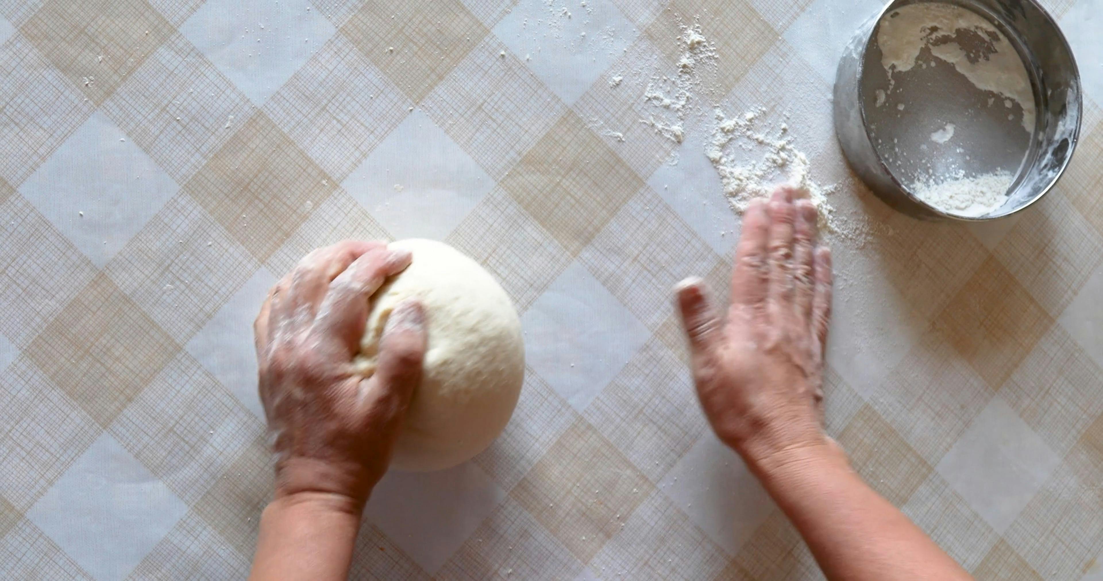 Vídeos de stock gratuitos sobre amasadura, amasar, aplastamiento ...