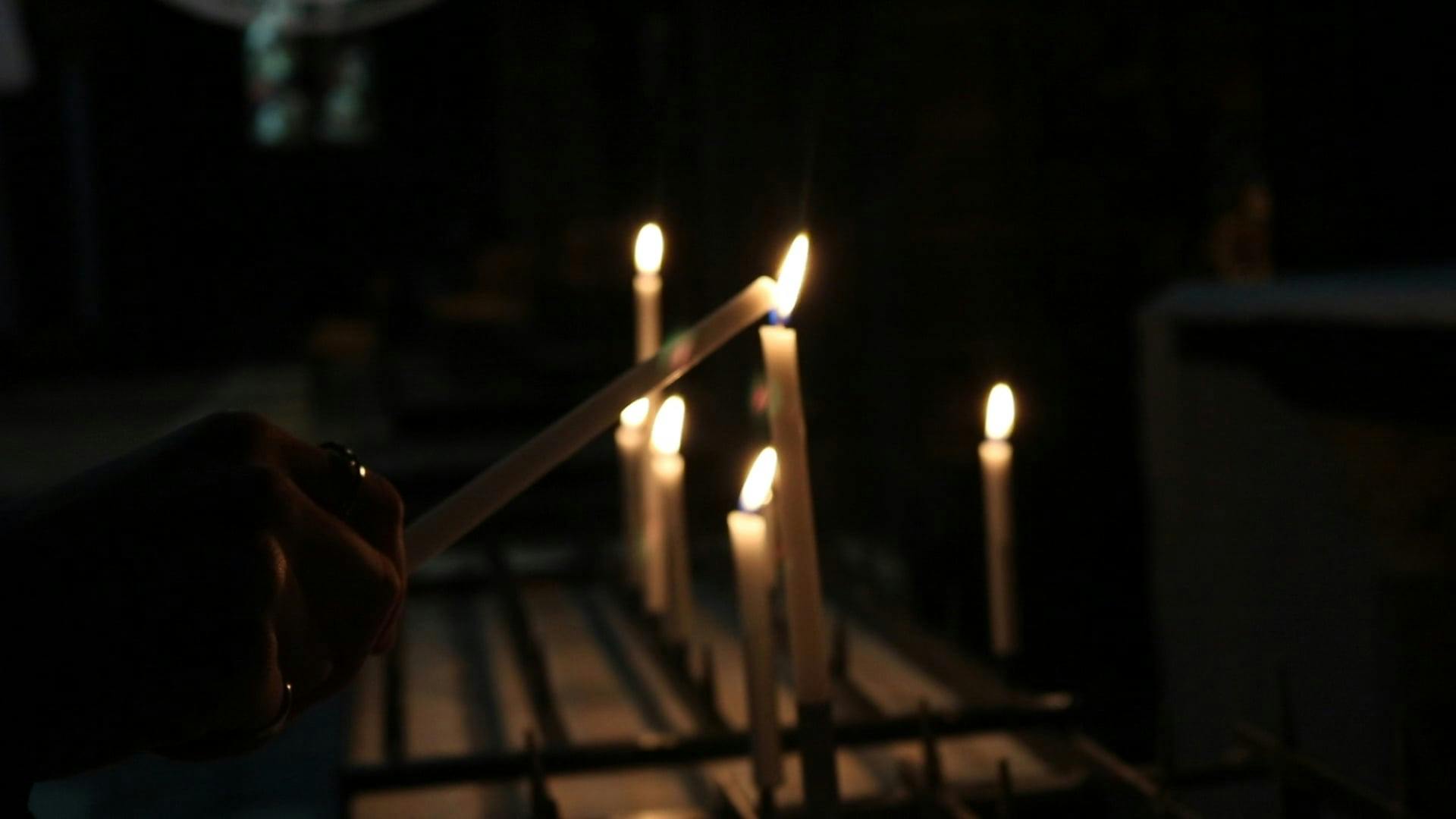 ろうそくを灯している人：無料の動画素材