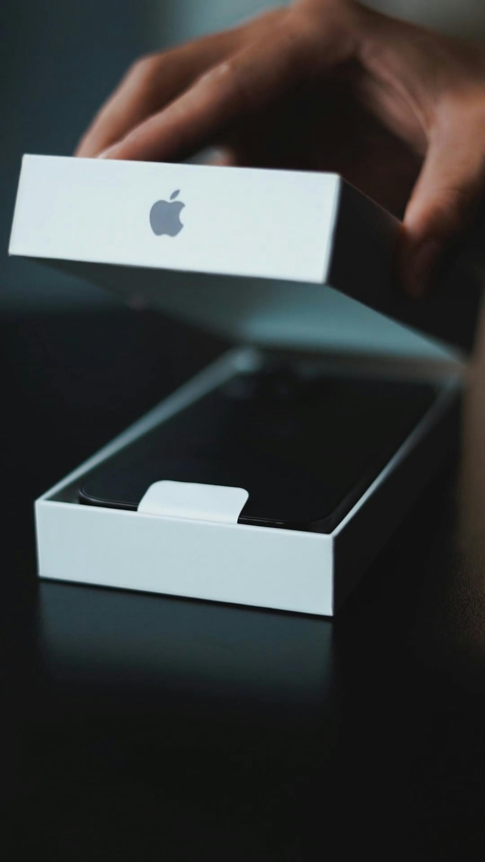 Iphone Unboxing Videos, Download The BEST Free 4k Stock Video Footage ...