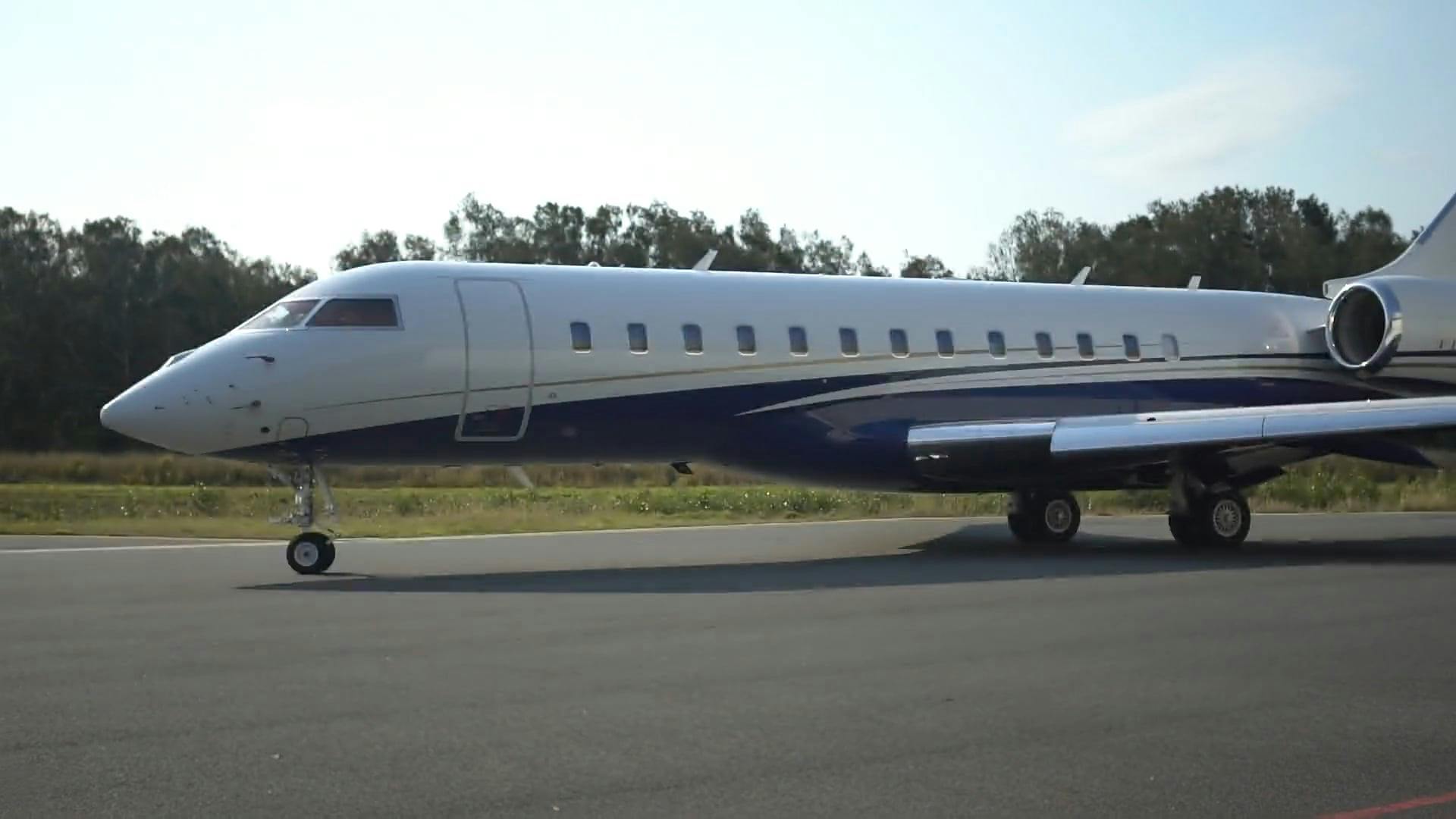 Airplane Preparing For Take Off · Free Stock Video