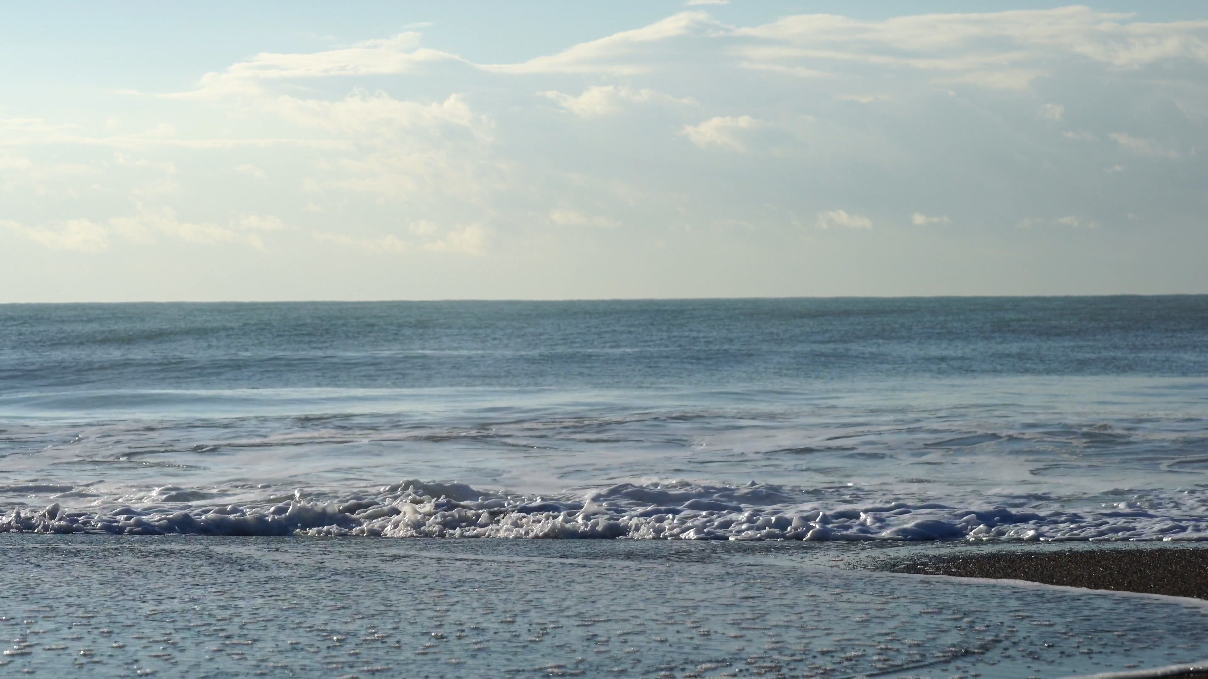 Vista De La Playa Con Olas Enormes · Vídeos de stock gratuitos