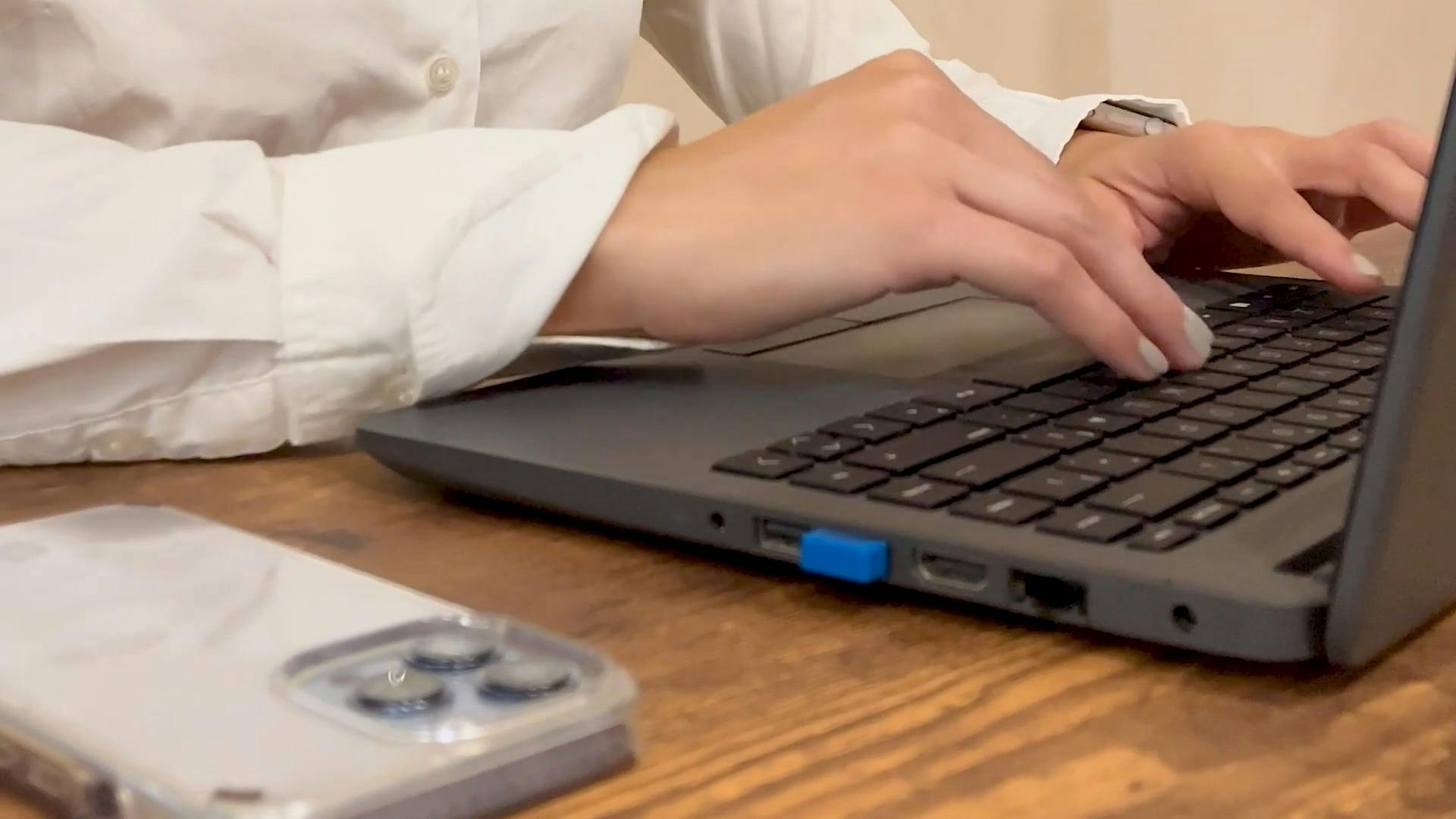 manos de mujer tecleando en computadora Free Stock Video Footage ...