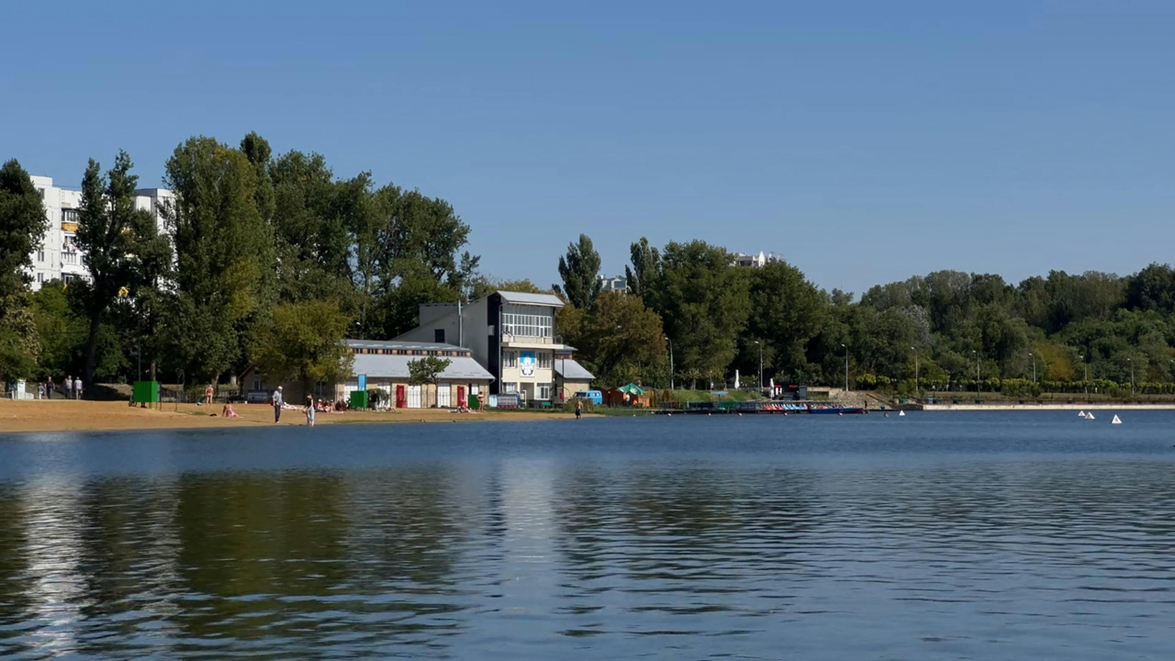 Small beach at a sunny day, lake Lacul Valea Morilor in Chișinău ...