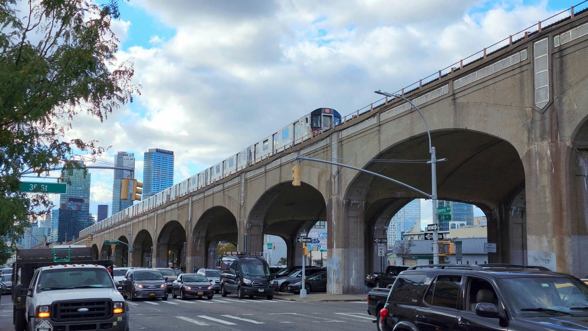 Arriving MTA New York subway 7 train at 42nd street Grand Central ...