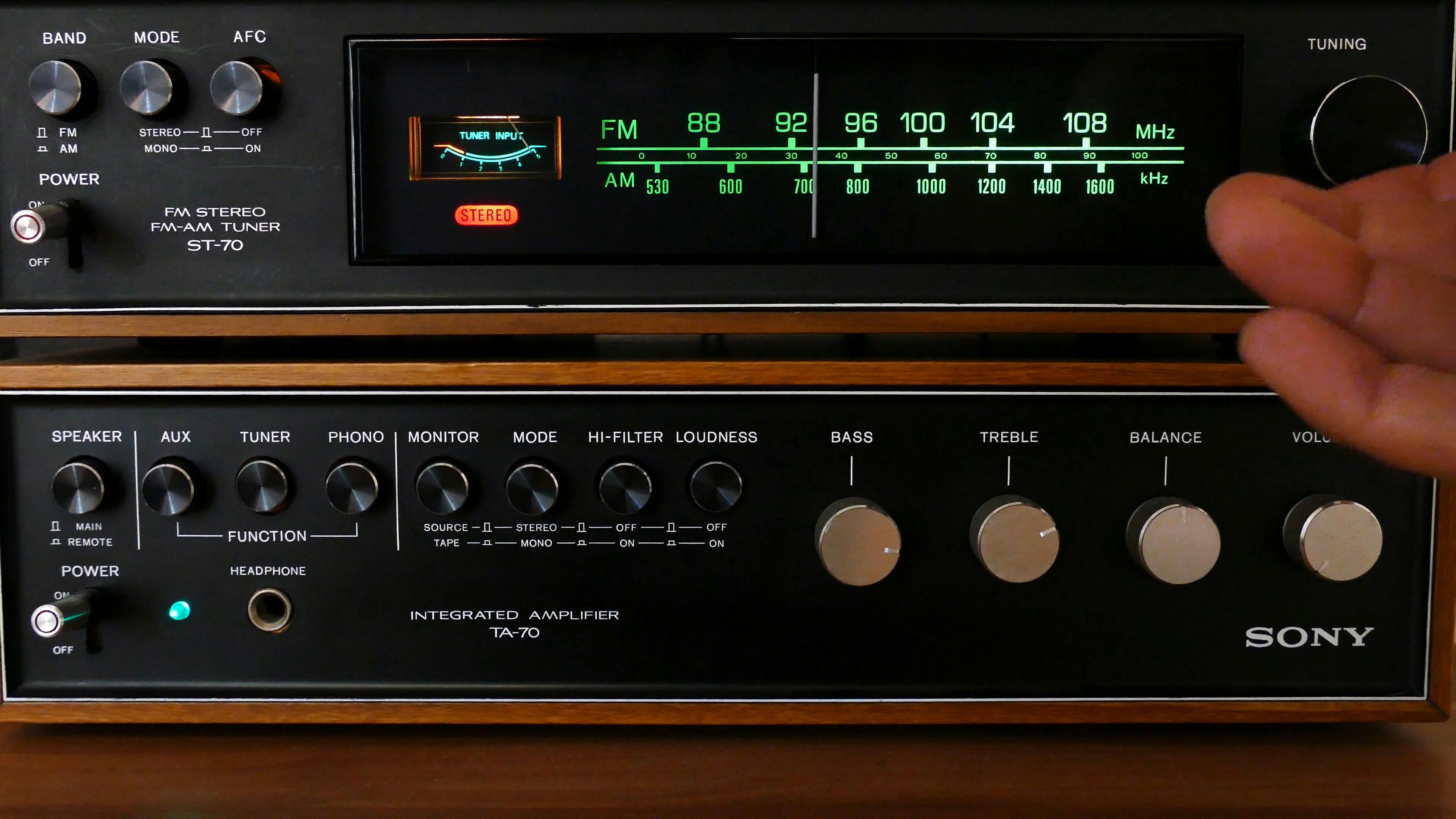 An Old Component Sound System · Free Stock Video