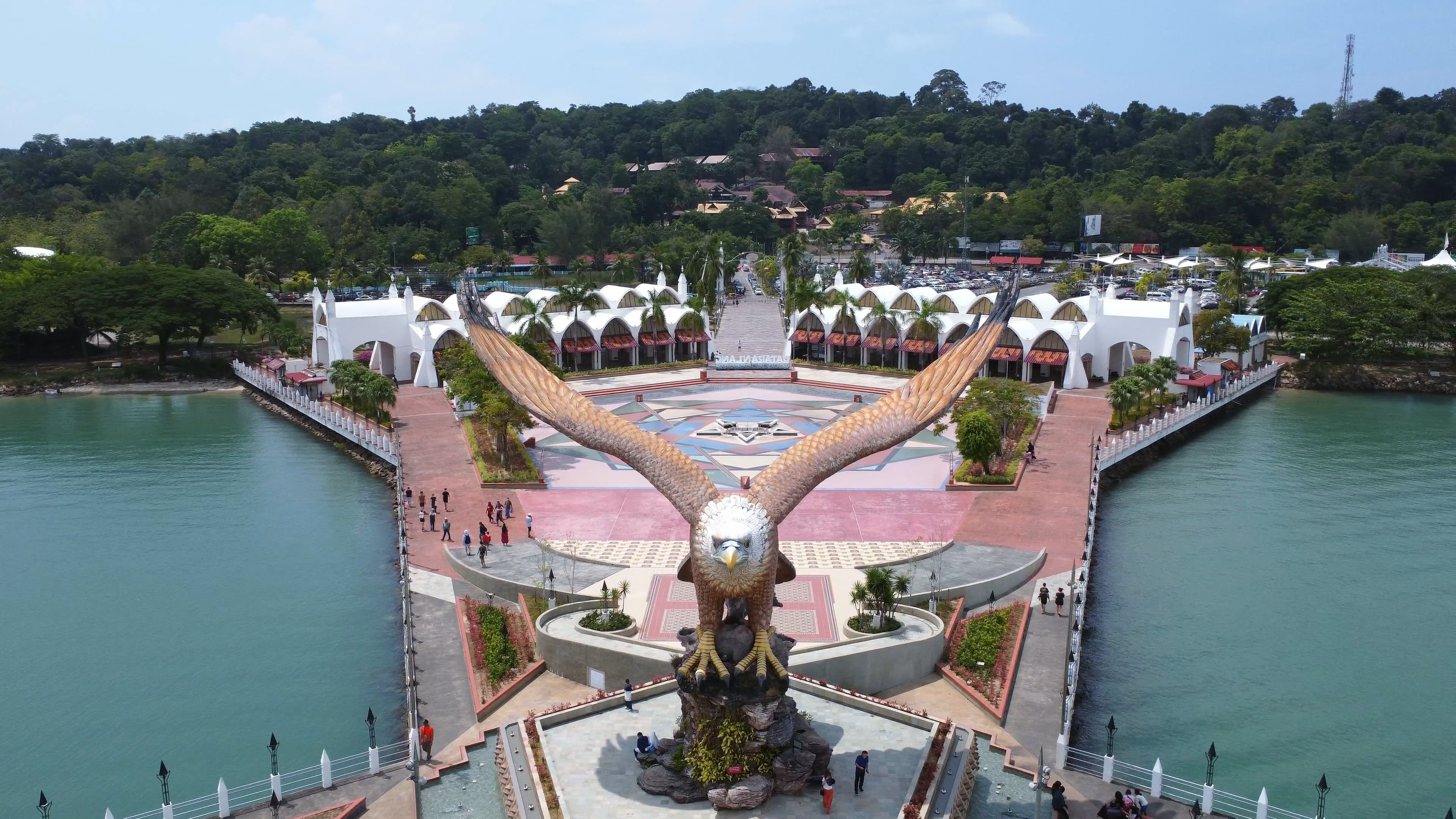 The aerial view of a large building with a large fountain in the middle ...