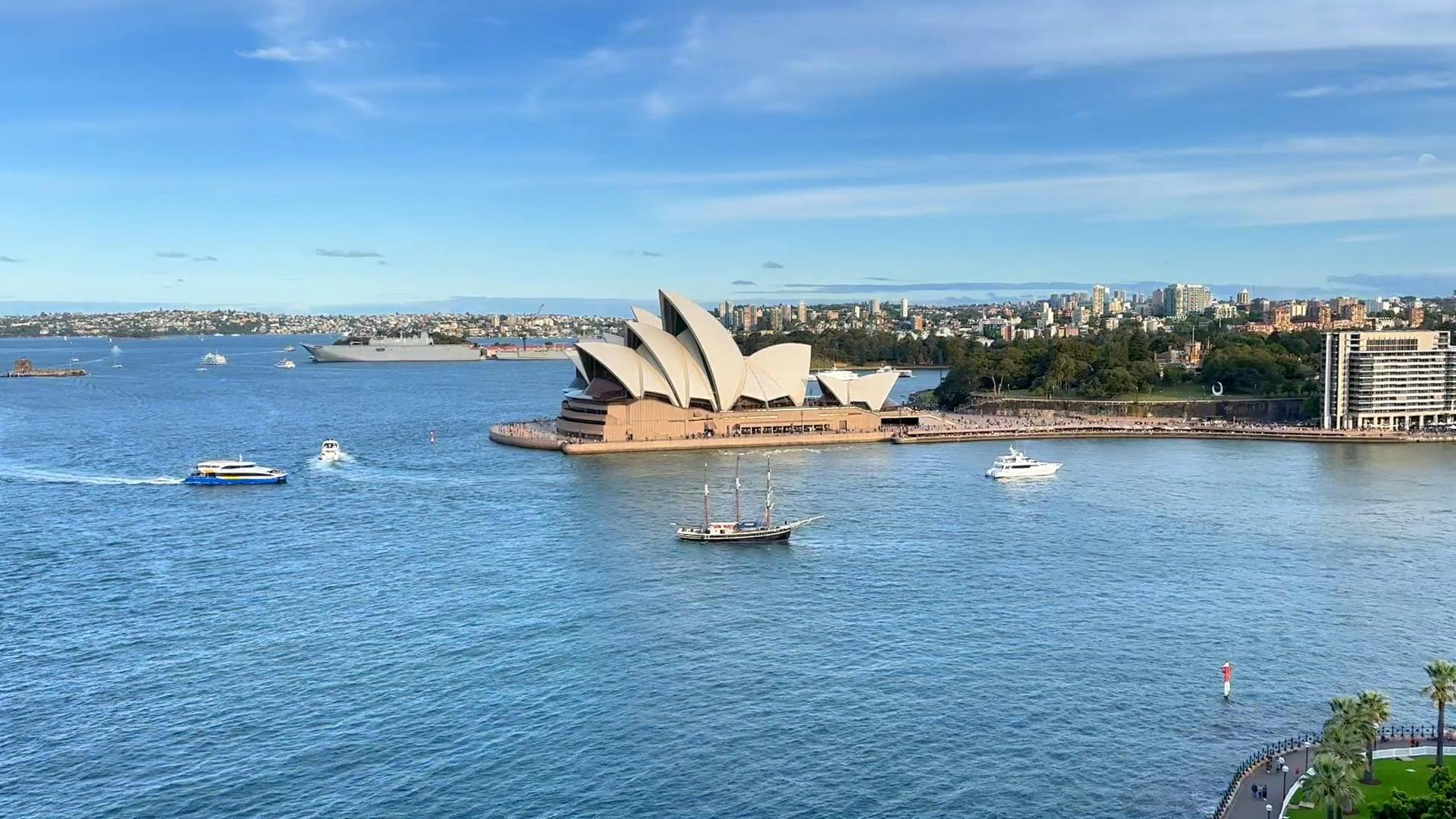 Vista De La ópera De Sídney Desde El Puerto · Vídeo de stock gratuito