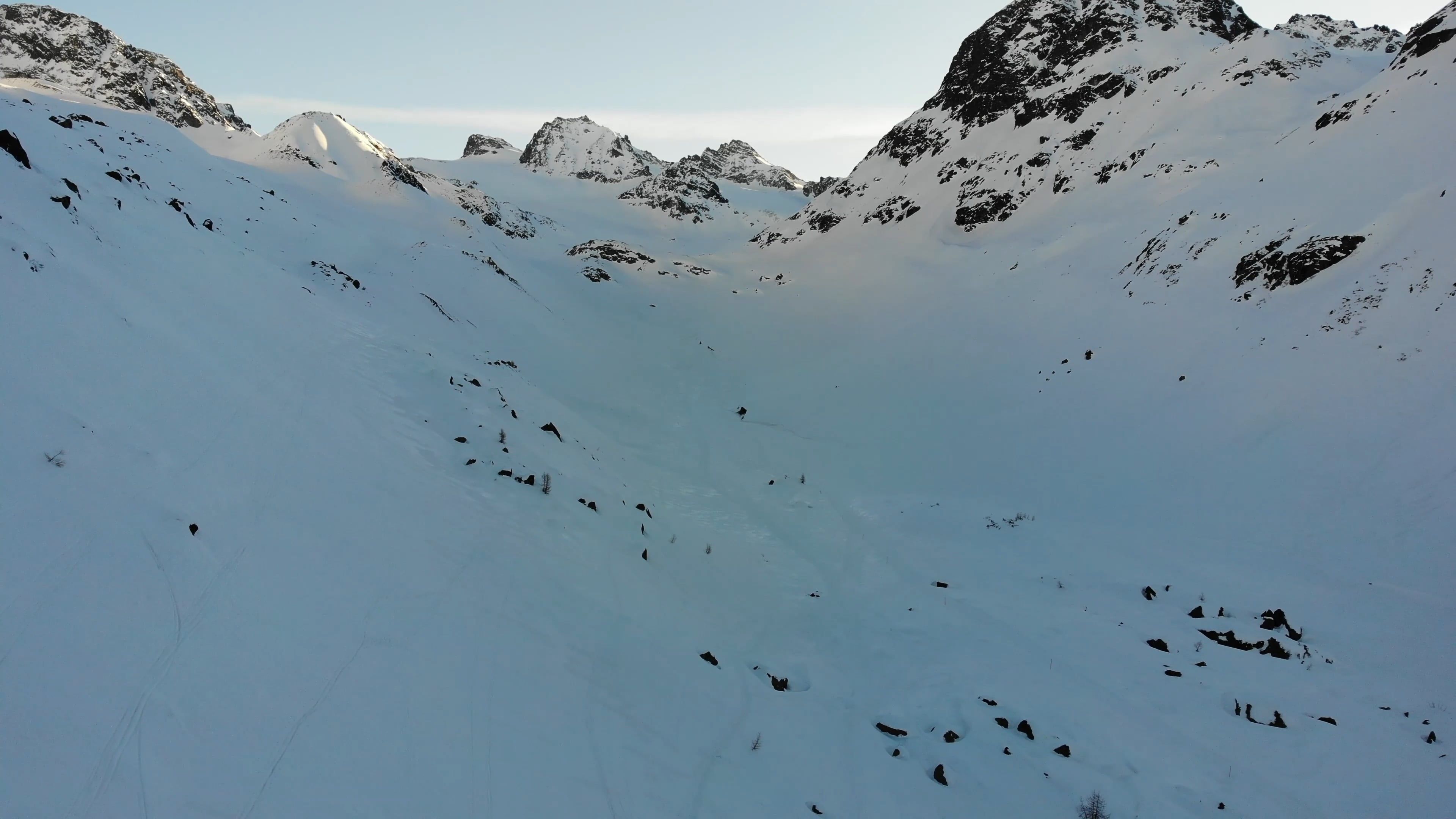 Una Montaña Cubierta De Nieve · Vídeos de stock gratuitos