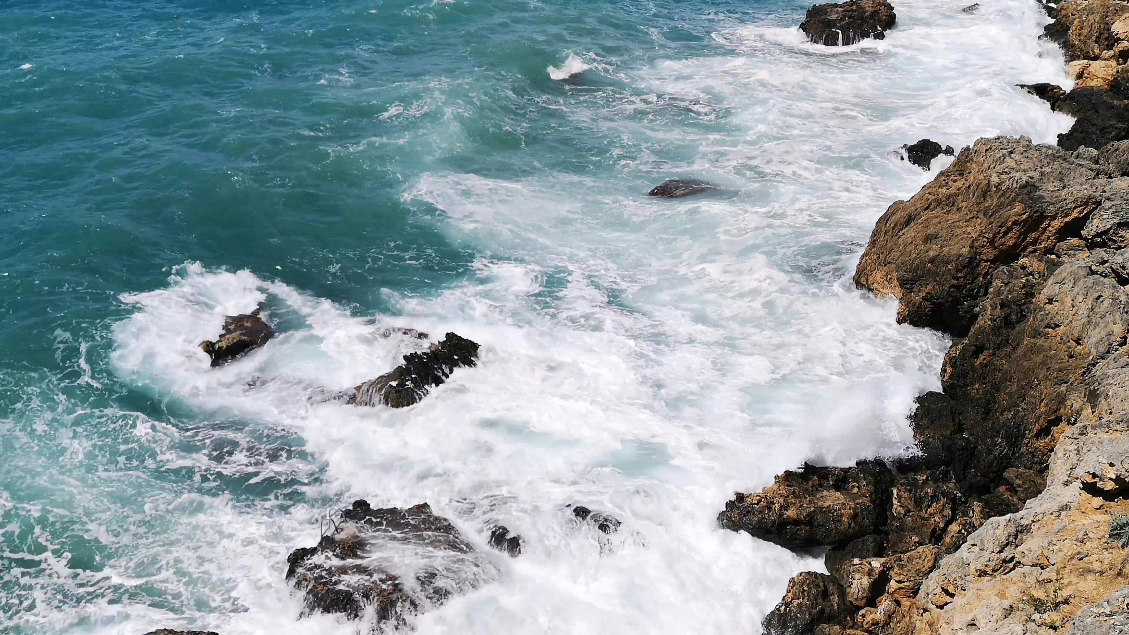 Grandes Olas Rompiendo En Las Rocas · Vídeos de stock gratuitos