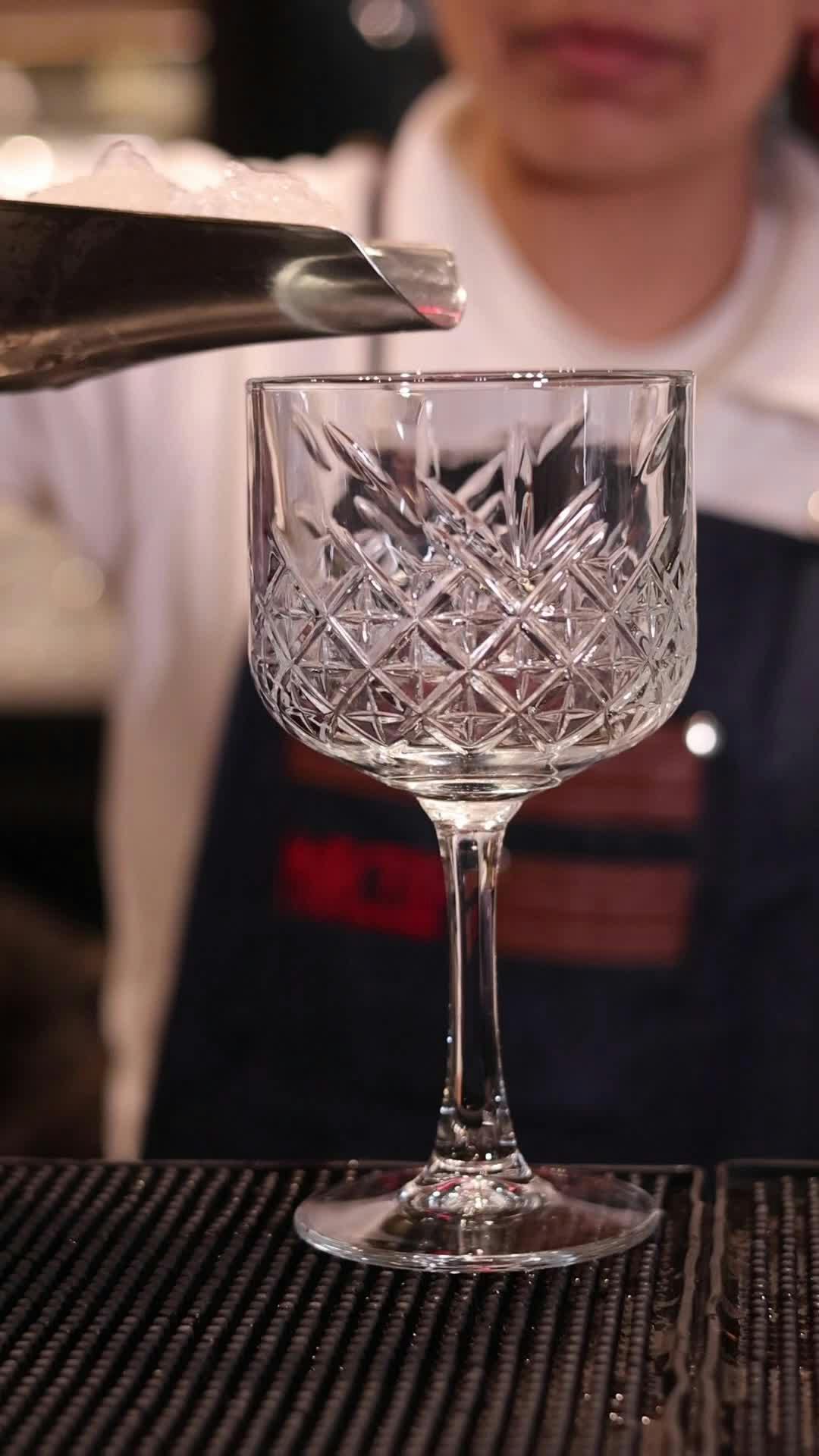 Vídeos de stock gratuitos sobre alcohol, ambiente de bar, arte de la ...