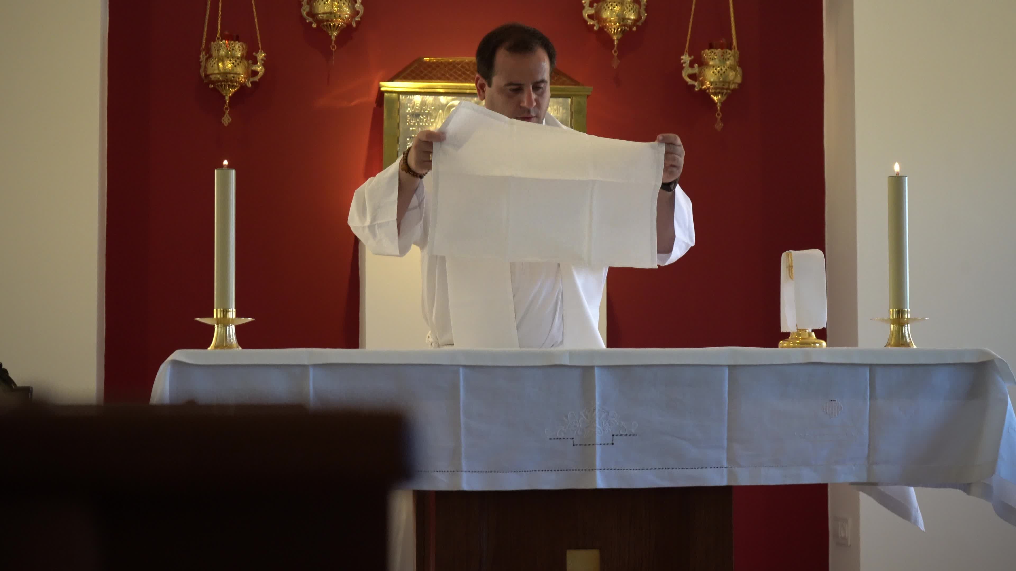 Video gratuito di abito bianco, abito da cerimonia, altare ...
