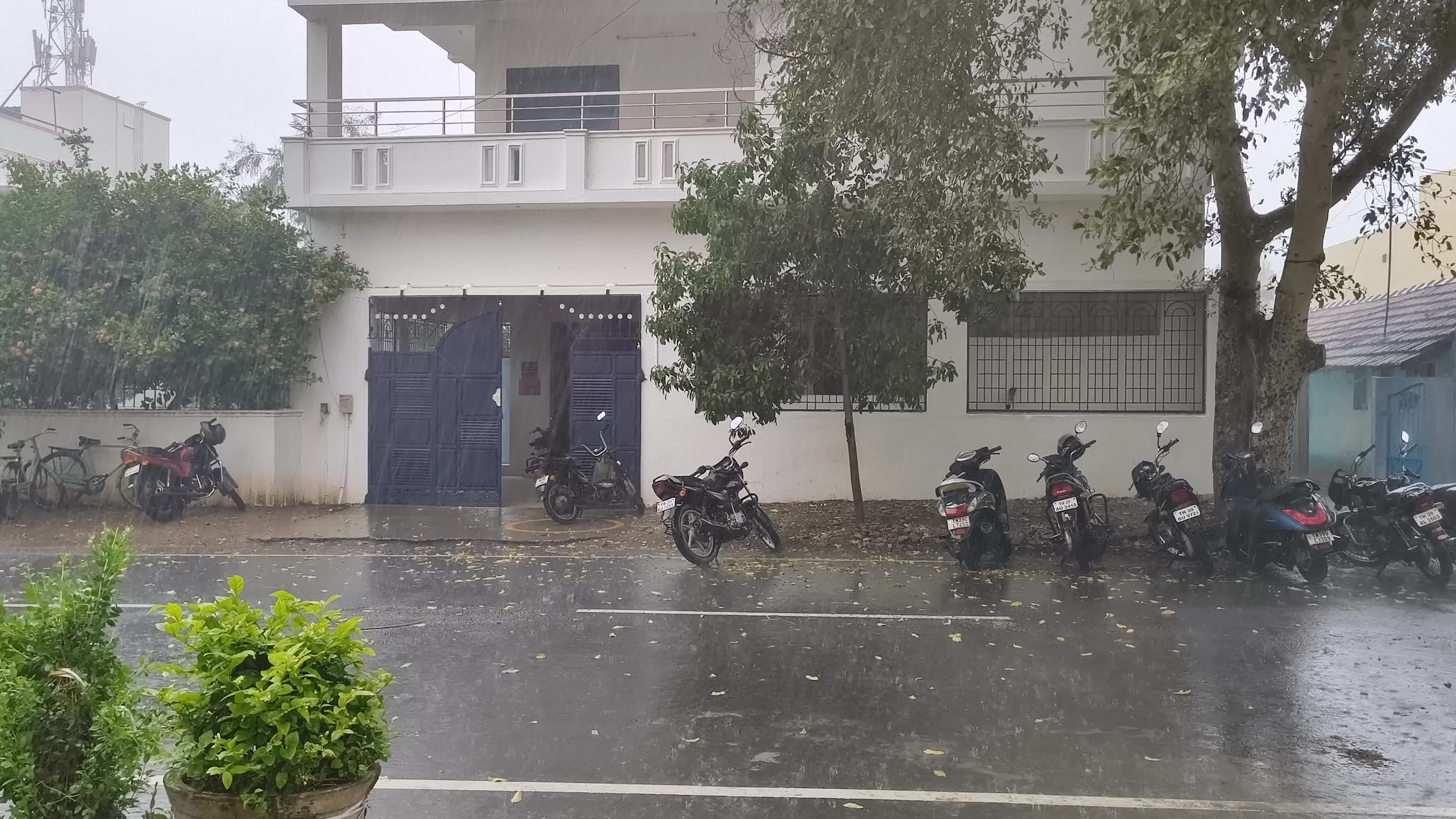 Video Of Heavy Rain Pouring At Daylight Free Stock Video Footage ...