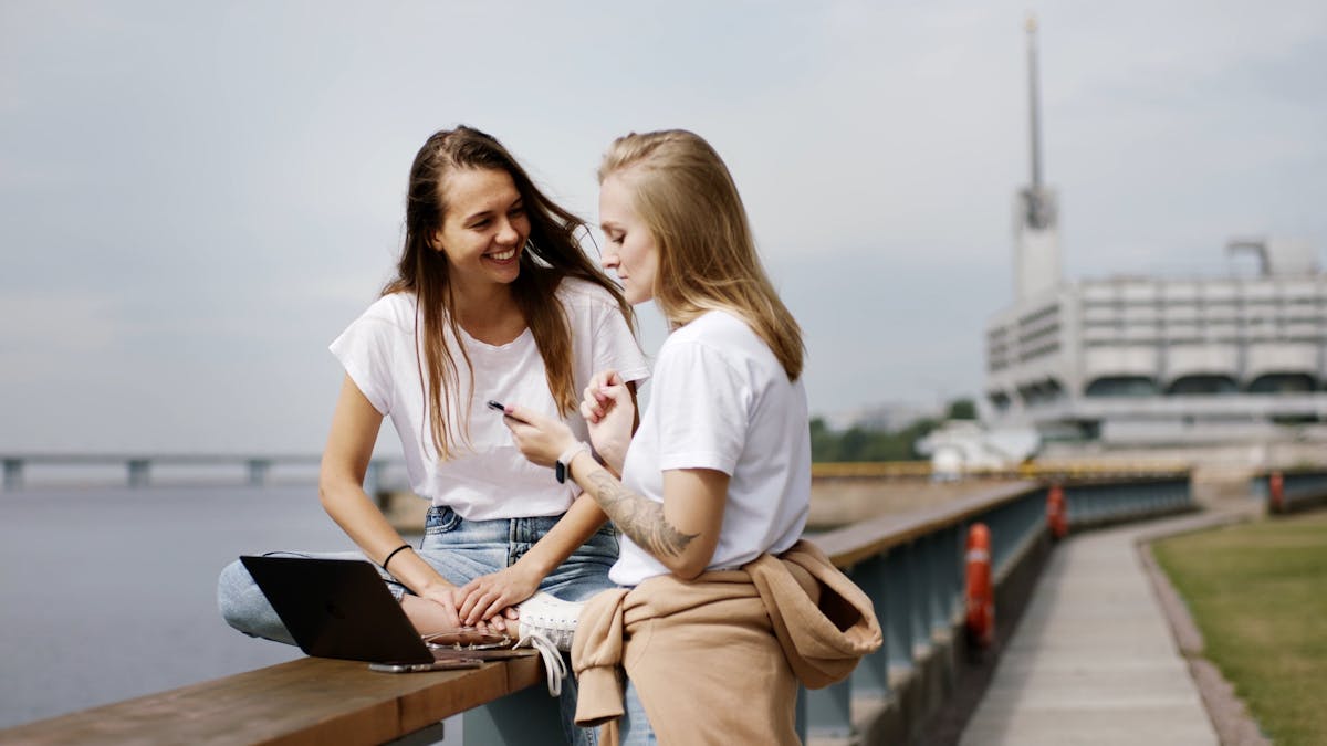 Talking Videos, Download The BEST Free 4k Stock Video Footage & Talking ...