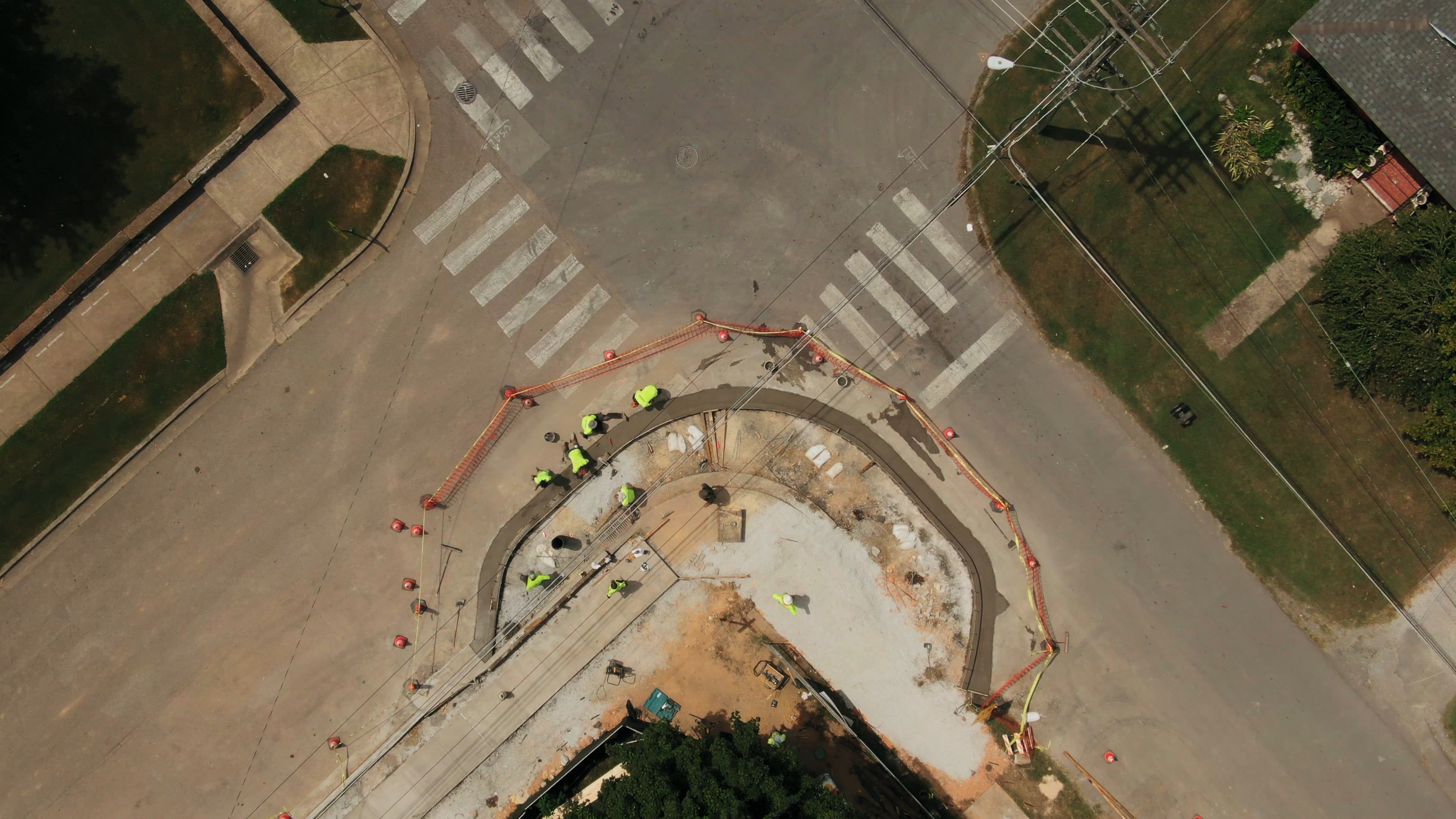 Una Construcción En Una Acera · Vídeos de stock gratuitos
