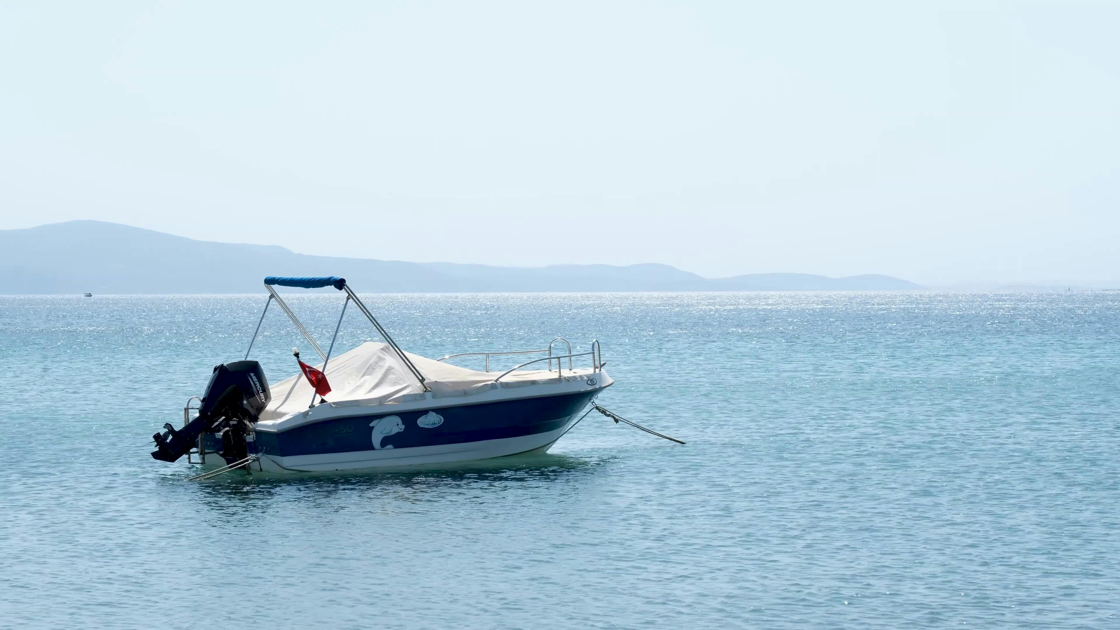 Pequeña Embarcación A Motor Flotando En Aguas Cristalinas En Un Día ...