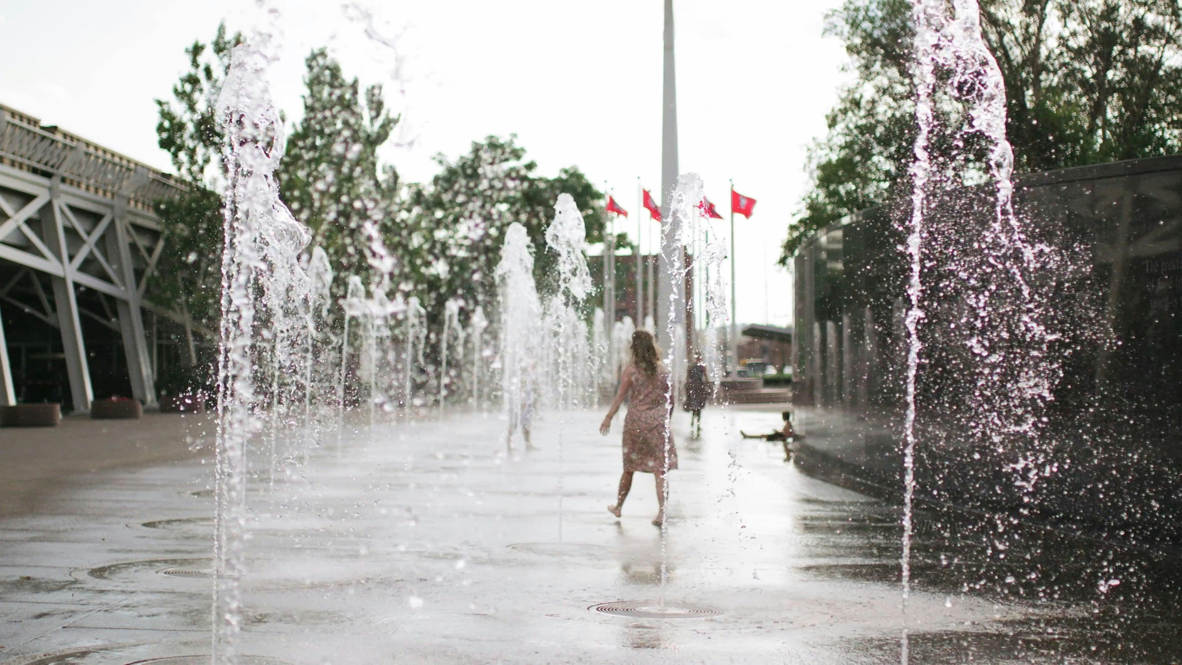 슬로우 모션 영상 사람들이 재미있는 게임하기 주변 분수 · 무료 스톡 동영상