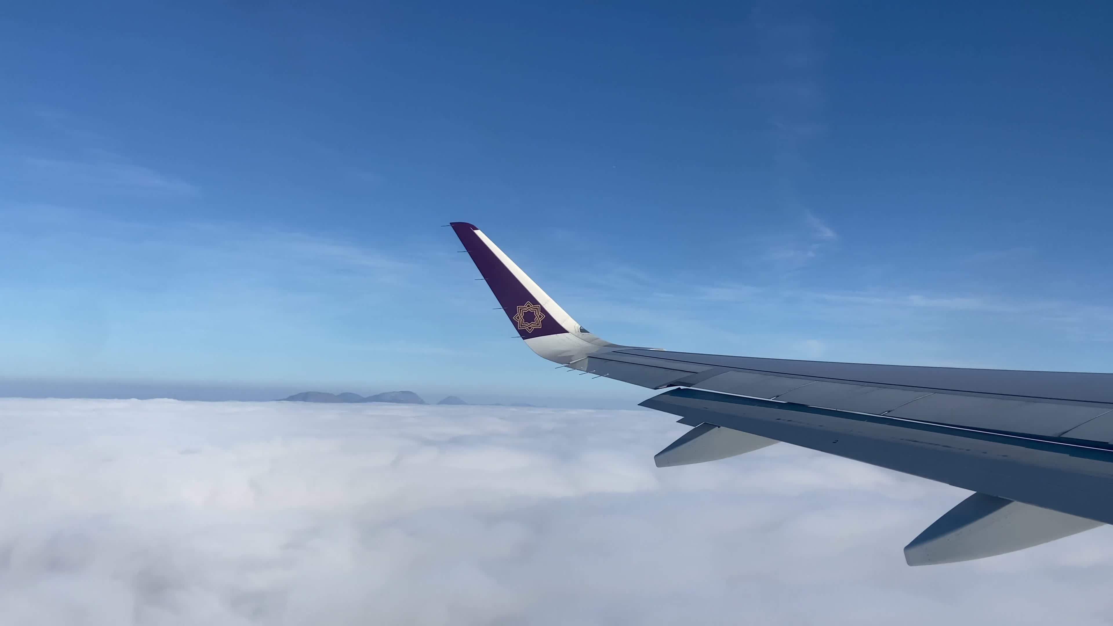Vista Aérea Da Asa Do Avião Sobre As Nuvens No Céu Azul · Vídeo ...
