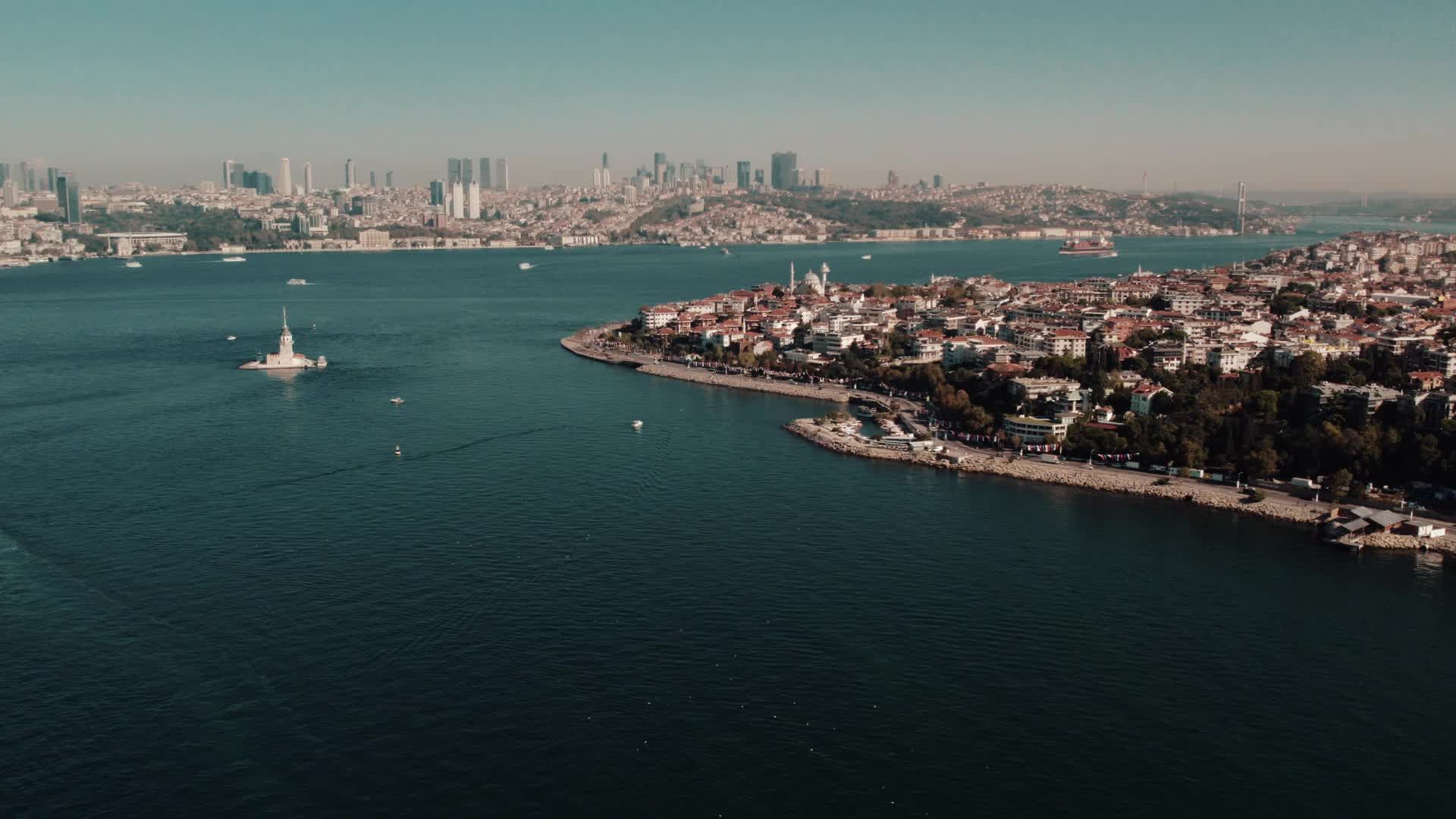 Vista Aérea De La Costa De Estambul Y El Bósforo · Vídeo de stock gratuito