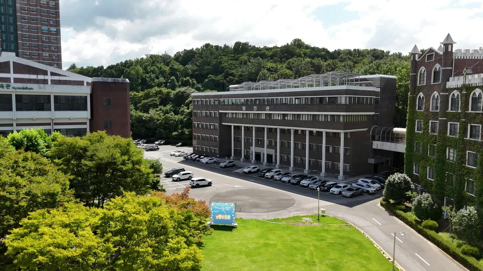 Vista Aérea Del Campus Empresarial En Un Entorno Exuberante · Vídeo de stock gratuito