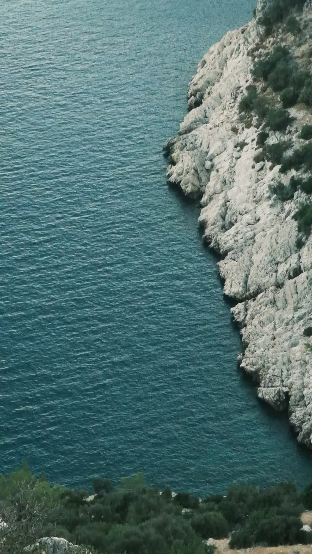 Vista Aérea Del Acantilado Costero Y El Mar Azul · Vídeo de stock gratuito