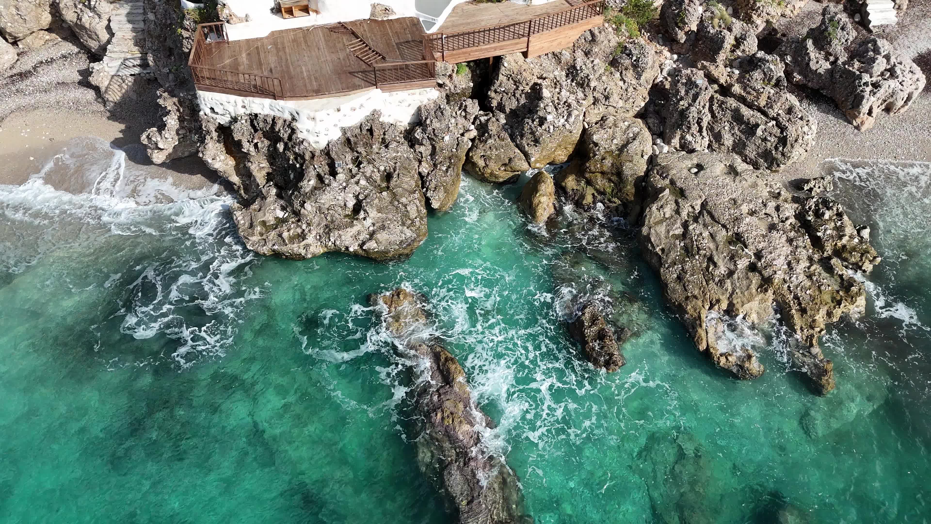 Vista Aérea De Las Rocas Costeras Albanesas Y El Mar Turquesa · Vídeo ...