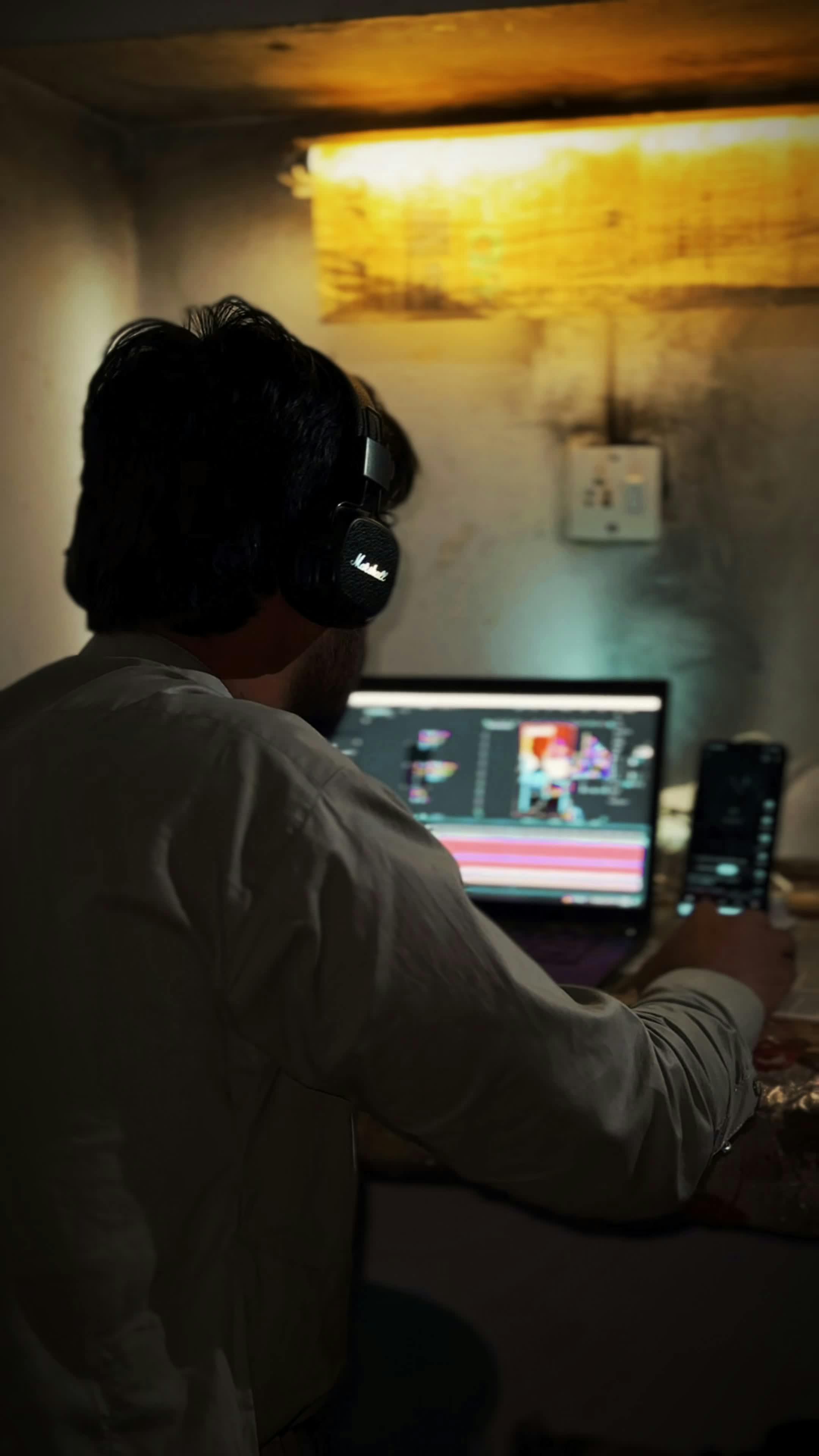 Editor De Vídeo Enfocado En Dark Home Studio · Vídeo de stock gratuito