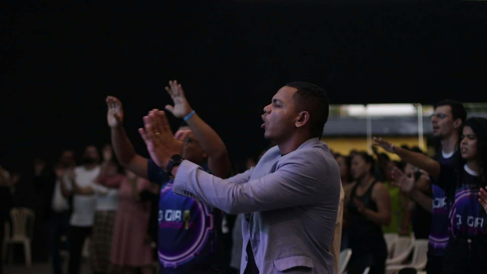 Personas Participando En Un Evento Animado En Interiores · Vídeo de ...
