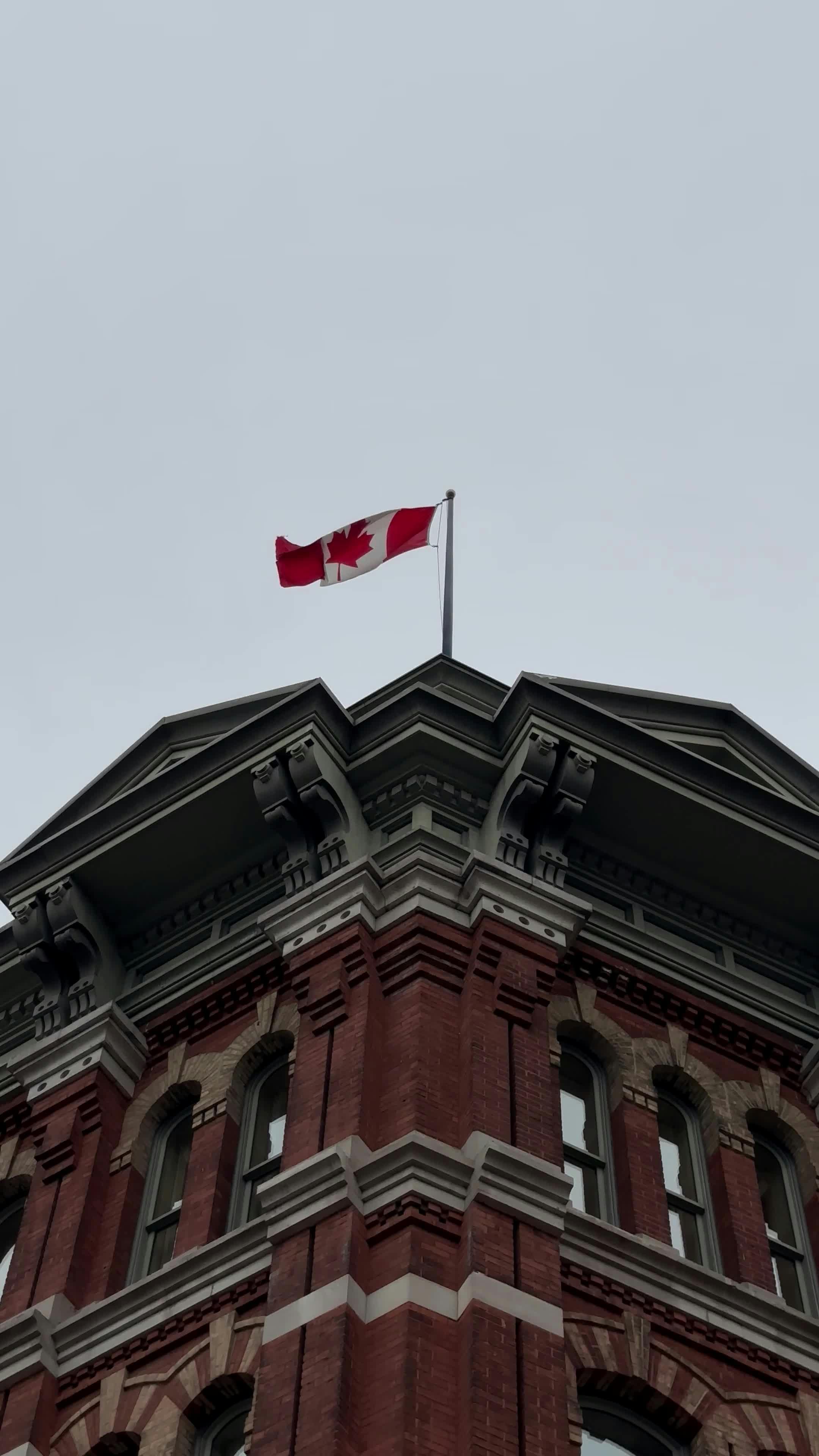 Lá Cờ Canada Trên Tòa Nhà Lịch Sử Trên Bầu Trời Nhiều Mây · Video có ...