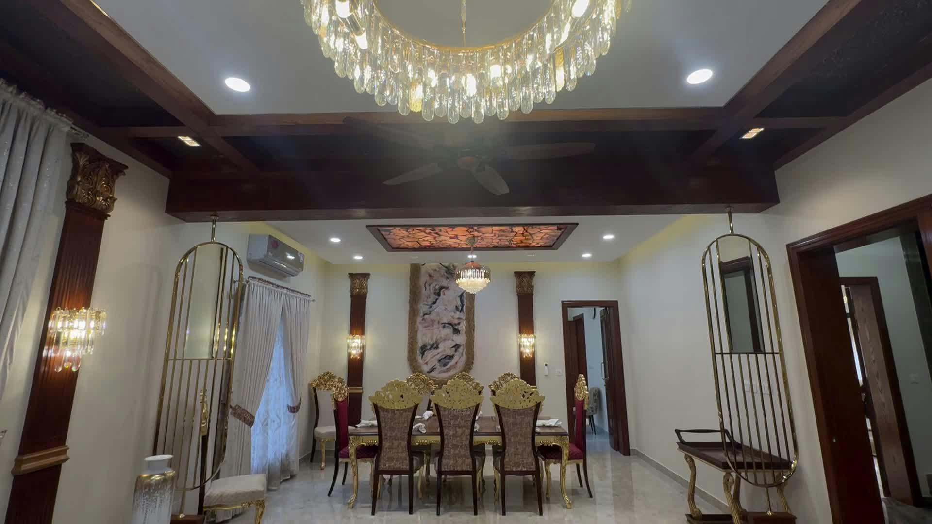 Interior De Comedor Elegante Y Lujoso Con Lámpara De Araña · Vídeo de ...