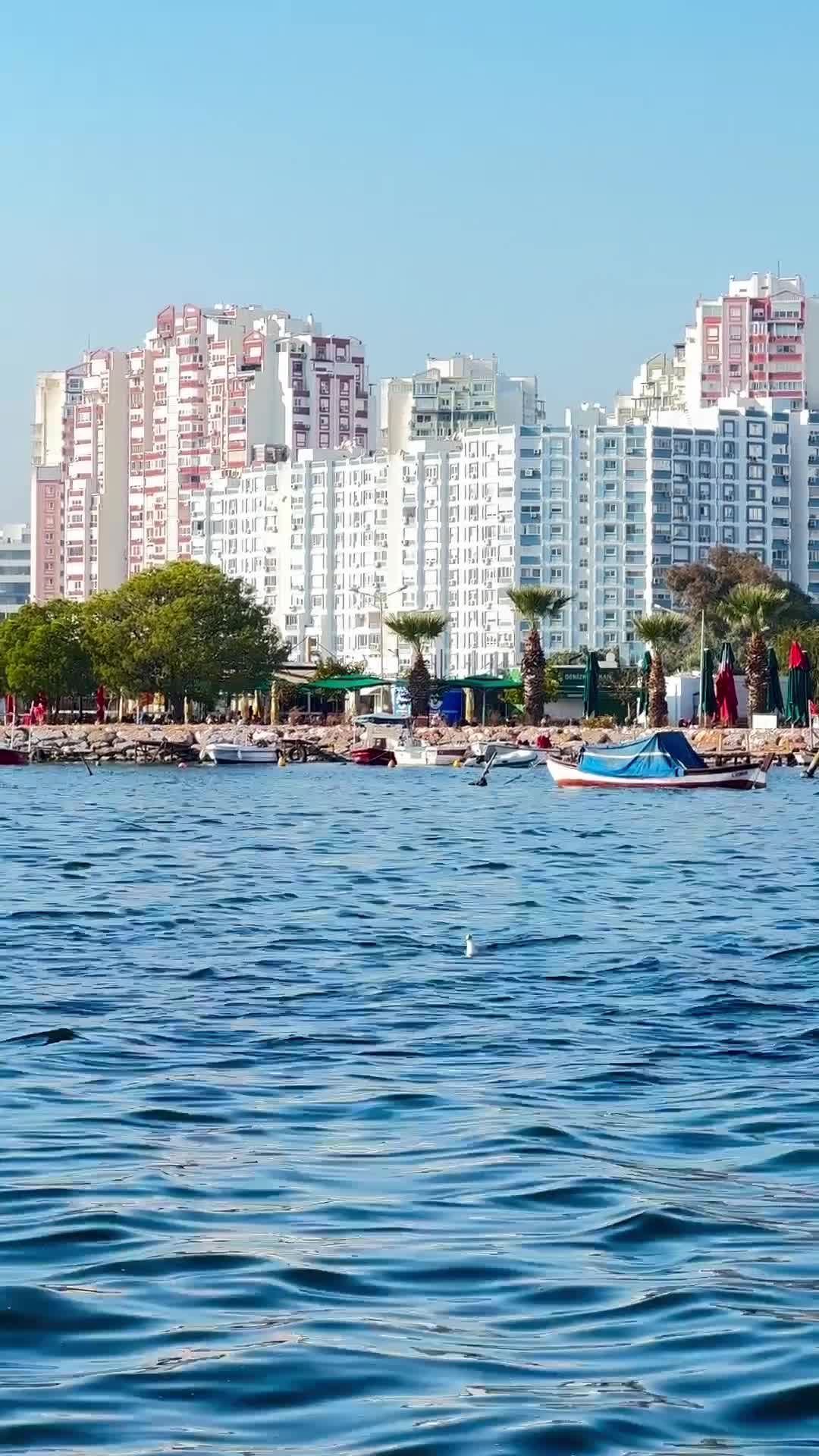Vista Panorámica De Los Apartamentos Frente Al Mar Y El Mar Azul ...