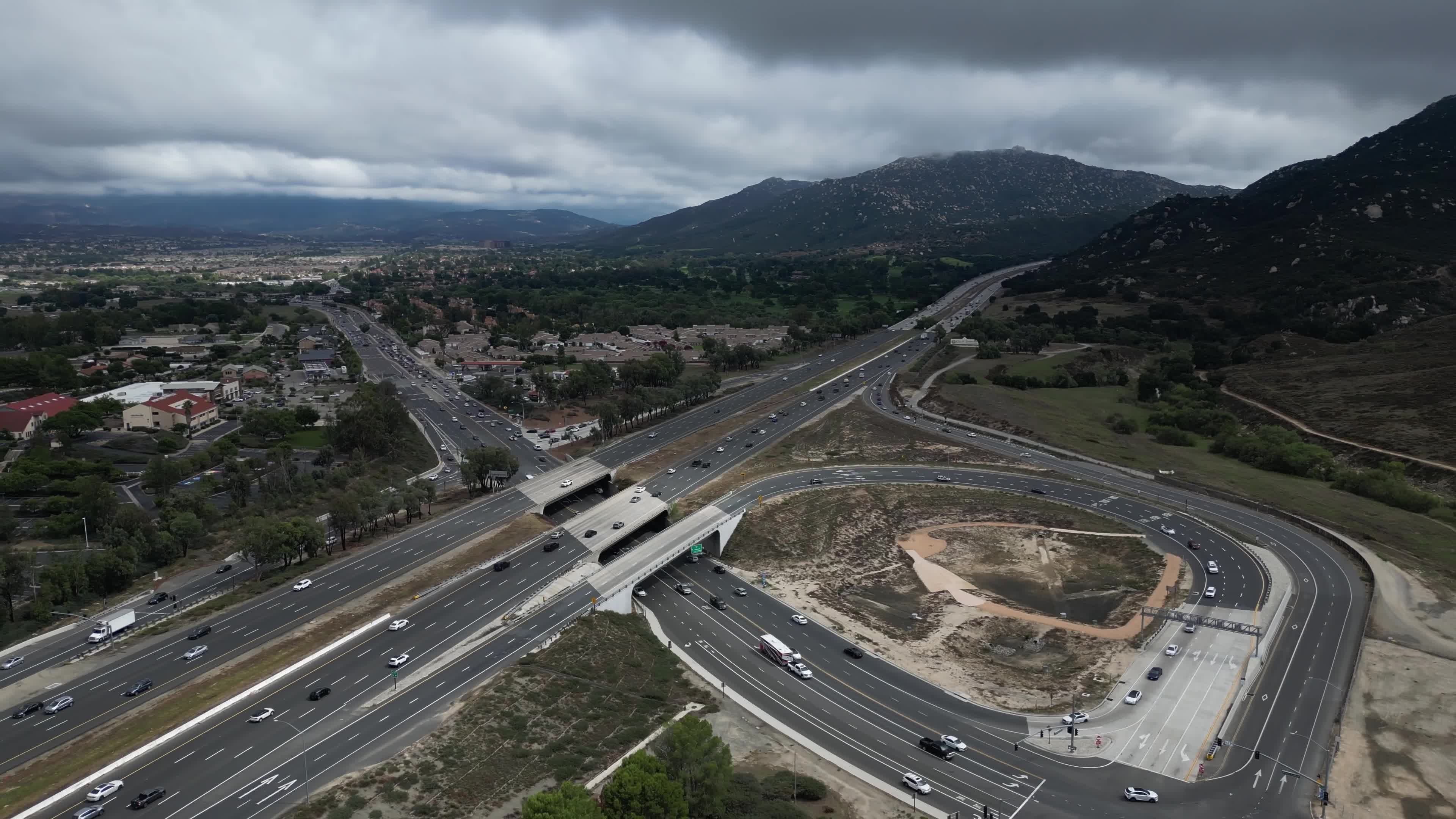 Vista Aérea De Un Concurrido Cruce De Autopistas En California · Vídeo ...