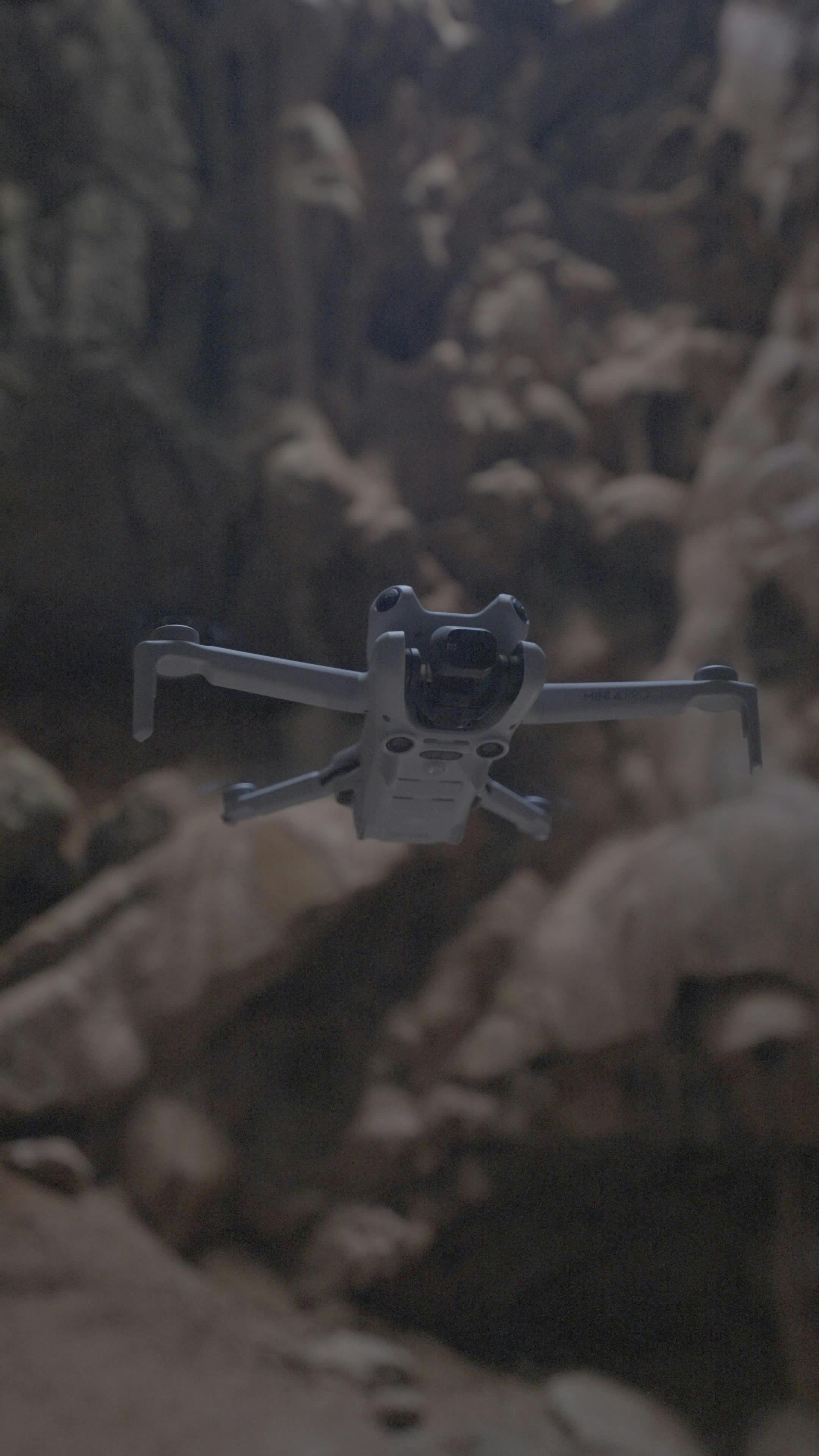 Drone Volando A Través De Terreno Rocoso · Vídeo de stock gratuito