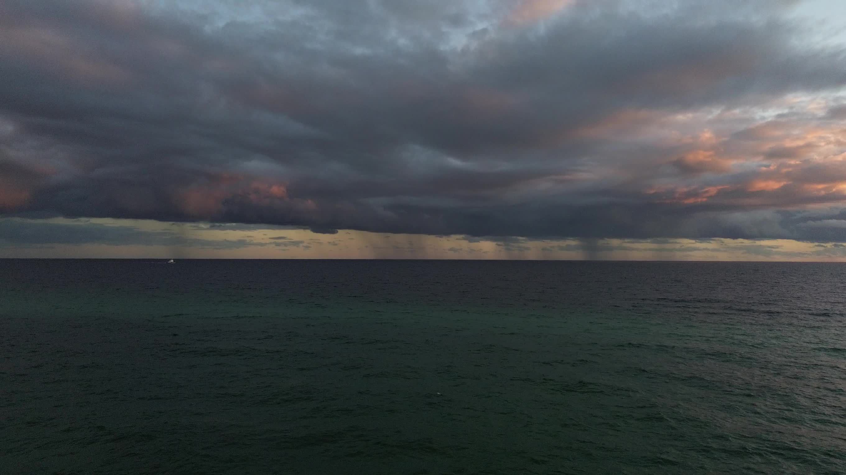 Tempestade Dramática No Oceano Ao Pôr Do Sol · Vídeo profissional gratuito