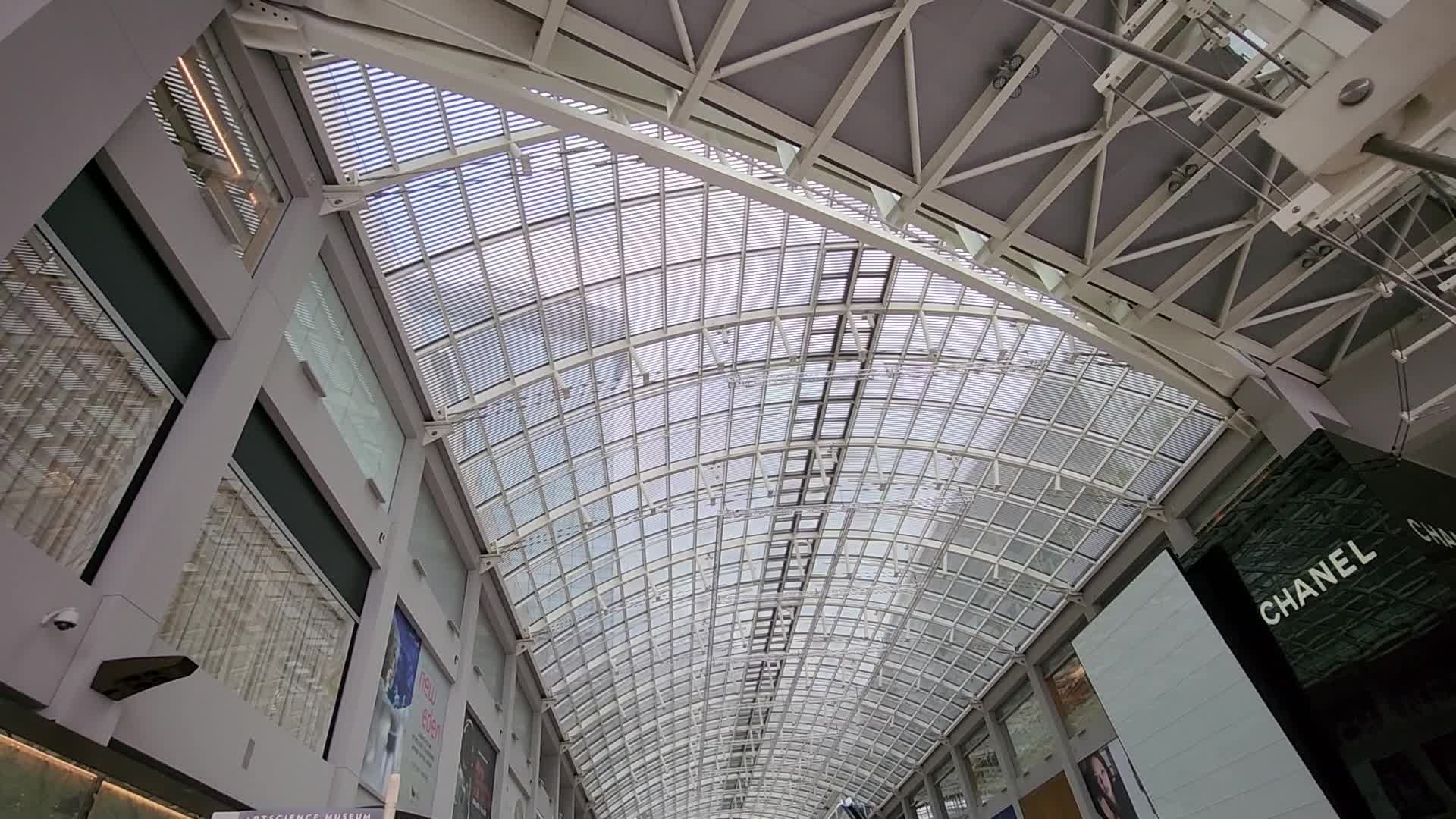 Centro Comercial Moderno Con Techo De Cristal · Vídeo de stock gratuito