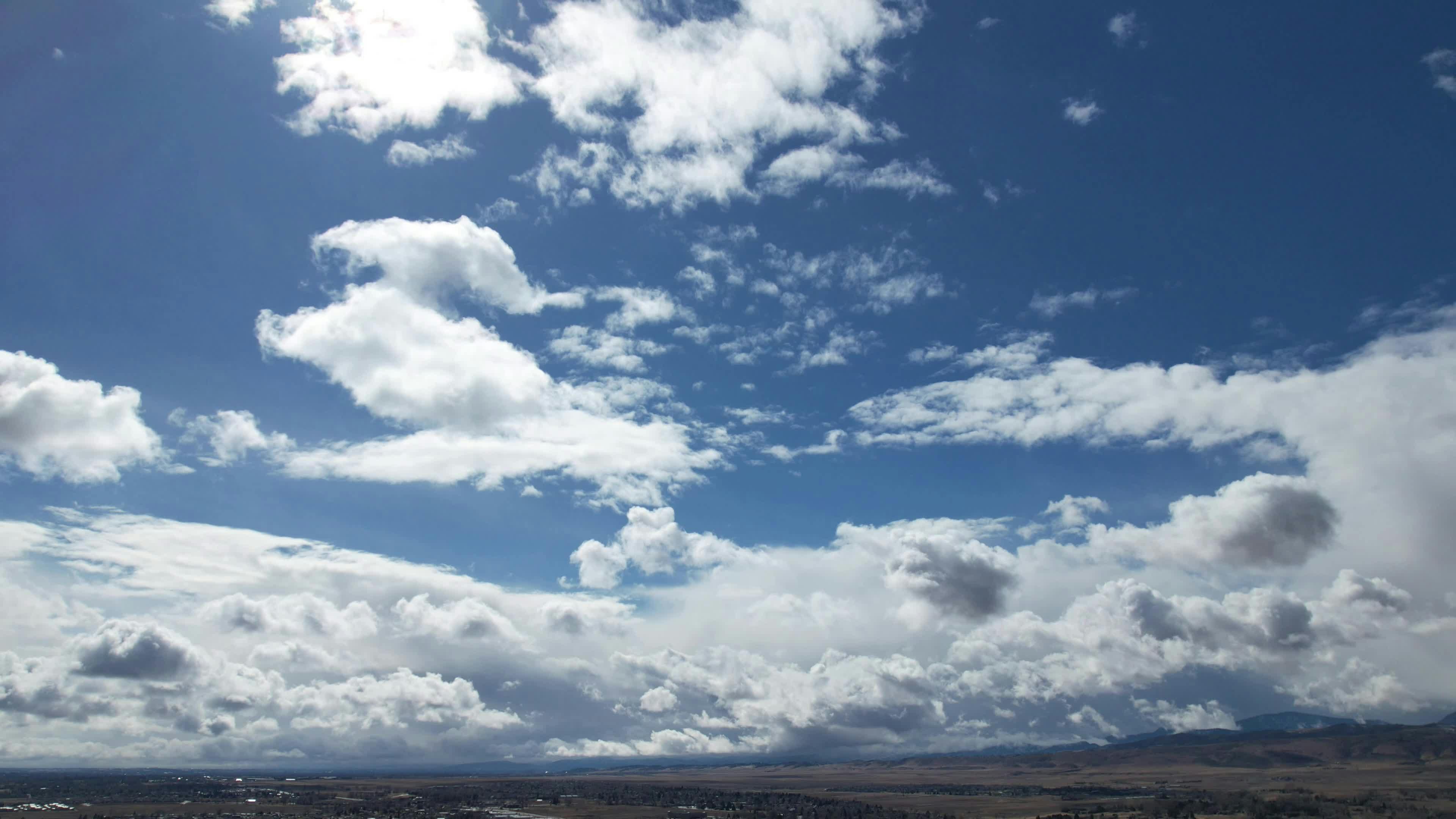 Impresionante Paisaje Aéreo De Nubes Sobre Colinas Onduladas · Vídeo de ...